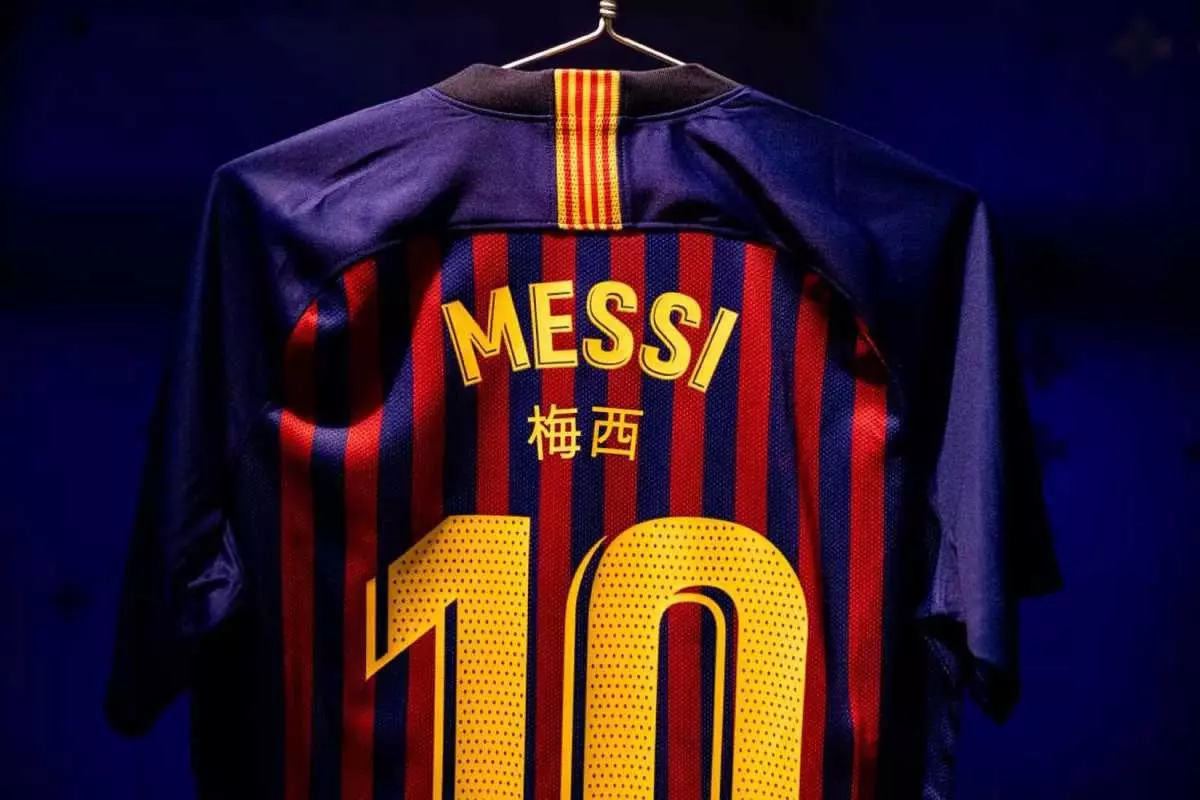 Beginilah cara kaos Barcelona yang dilarang dengan karakter Cina yang digunakan culs untuk memainkan leg pertama adalah...