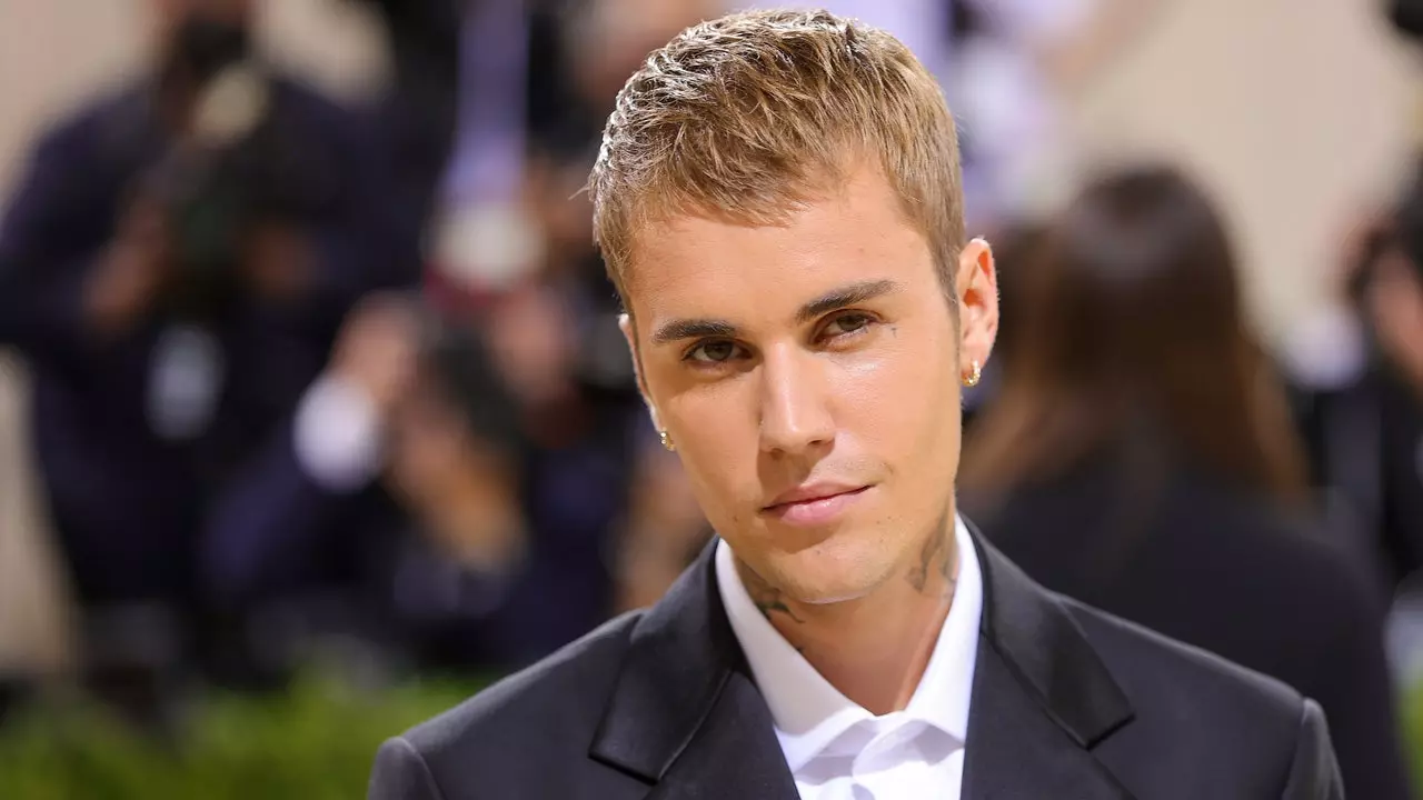 Justin Bieber는 세계에서 가장 원하는 흰색 운동화를 신고 110유로 미만으로 구입할 수 있습니다.