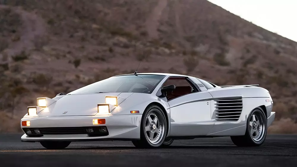 Loftopin að aftan minna á Ferrari Testarossa.