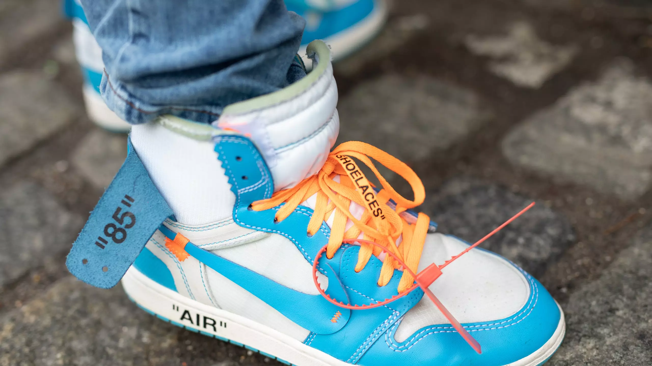 NEW YORK NEW YORK 7. FEBRUAR En gæst ses på gaden under New York Fashion Week AW19 iført Nike OffWhite...