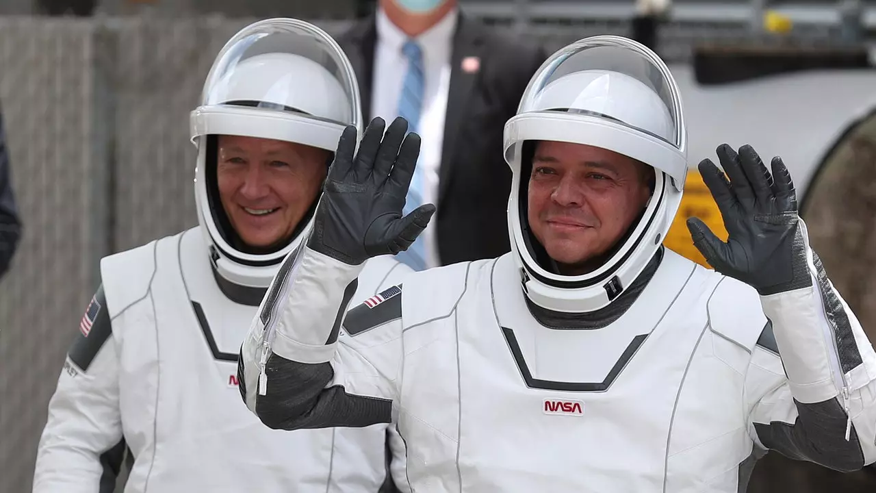 Der Raumanzug, den Elon Musk für den Start von SpaceX Dragon entworfen hat, wird mehr Memes hervorrufen als der Name seines Sohnes