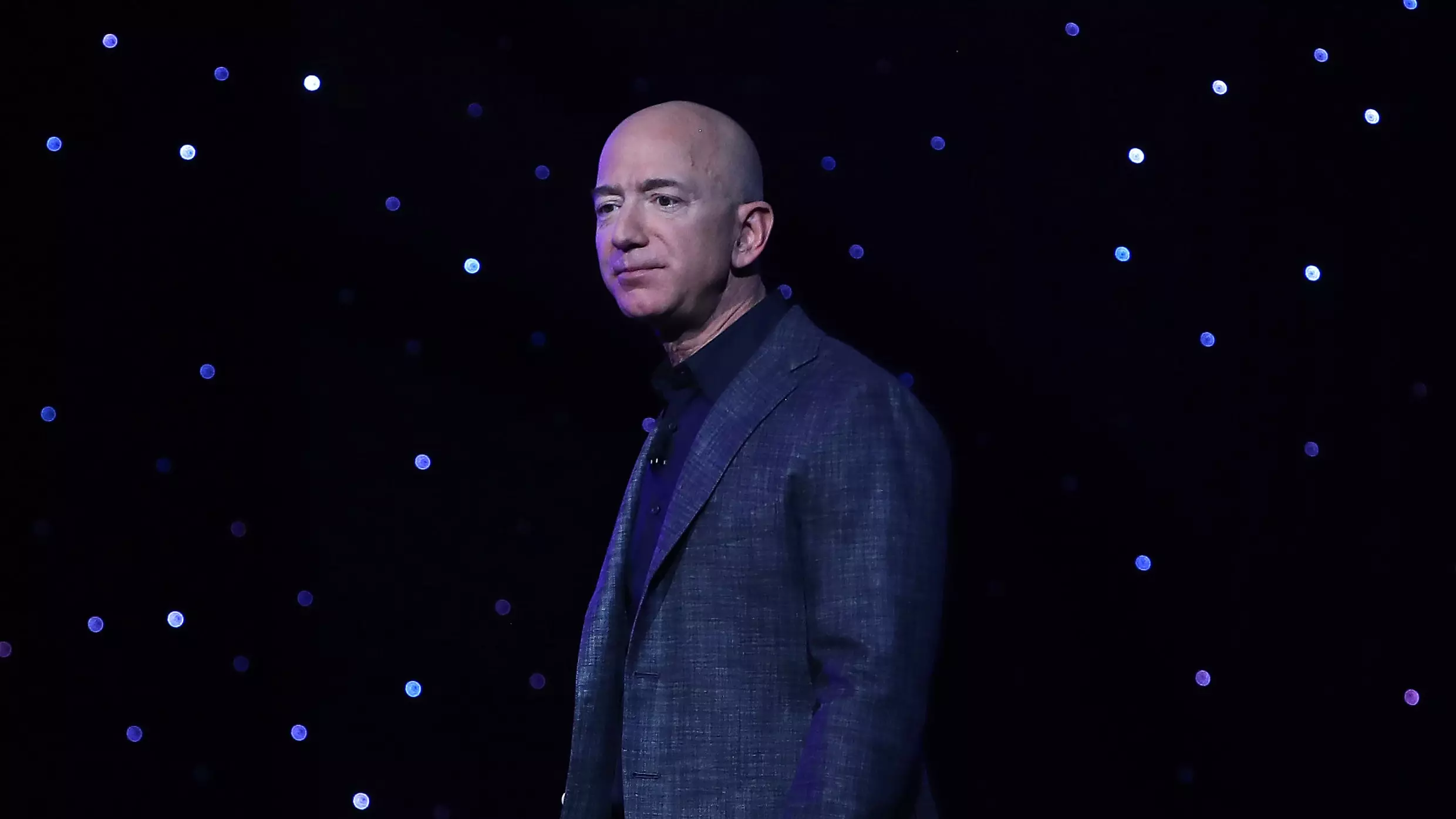 Jeff Bezos ඔහු කවදාද සහ ඔහුගේ අභ්‍යවකාශ සංචාරය නිල් සම්භවය සමඟ නරඹන්නේ කෙසේද