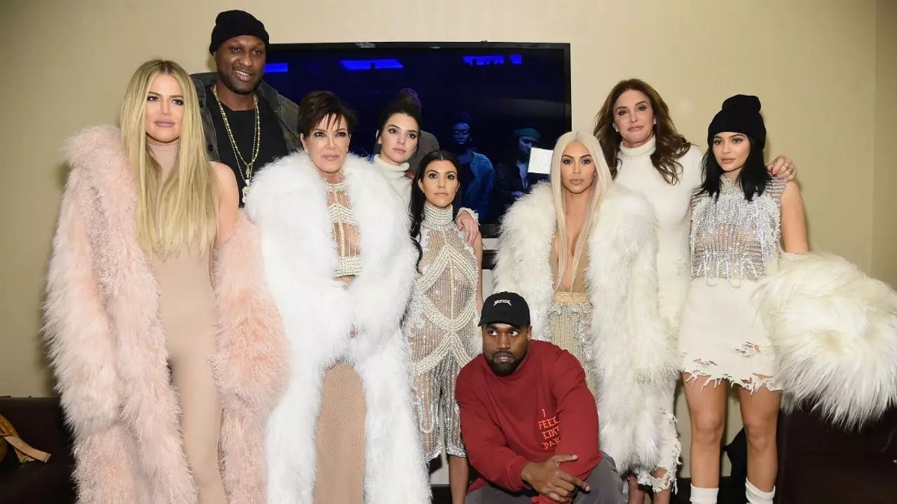 Hii Ndio Sababu Halisi ya Kardashians Daima Kuweka Picha Nyingi Zilizoguswa Kwenye Instagram