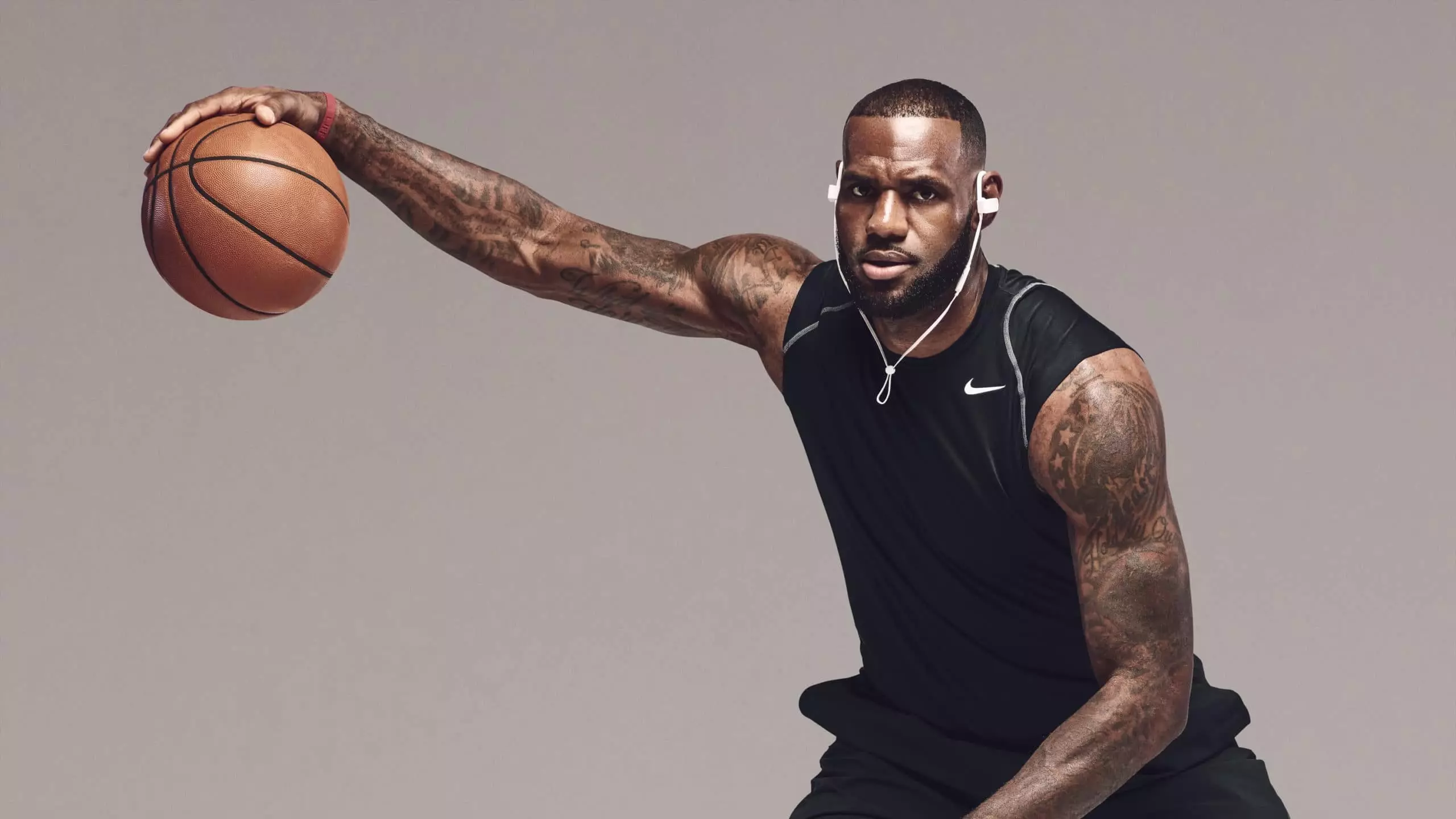 ULeBron James ungakanani imali uKumkani uMidas webhasikithi anombulelo kumashishini akhe