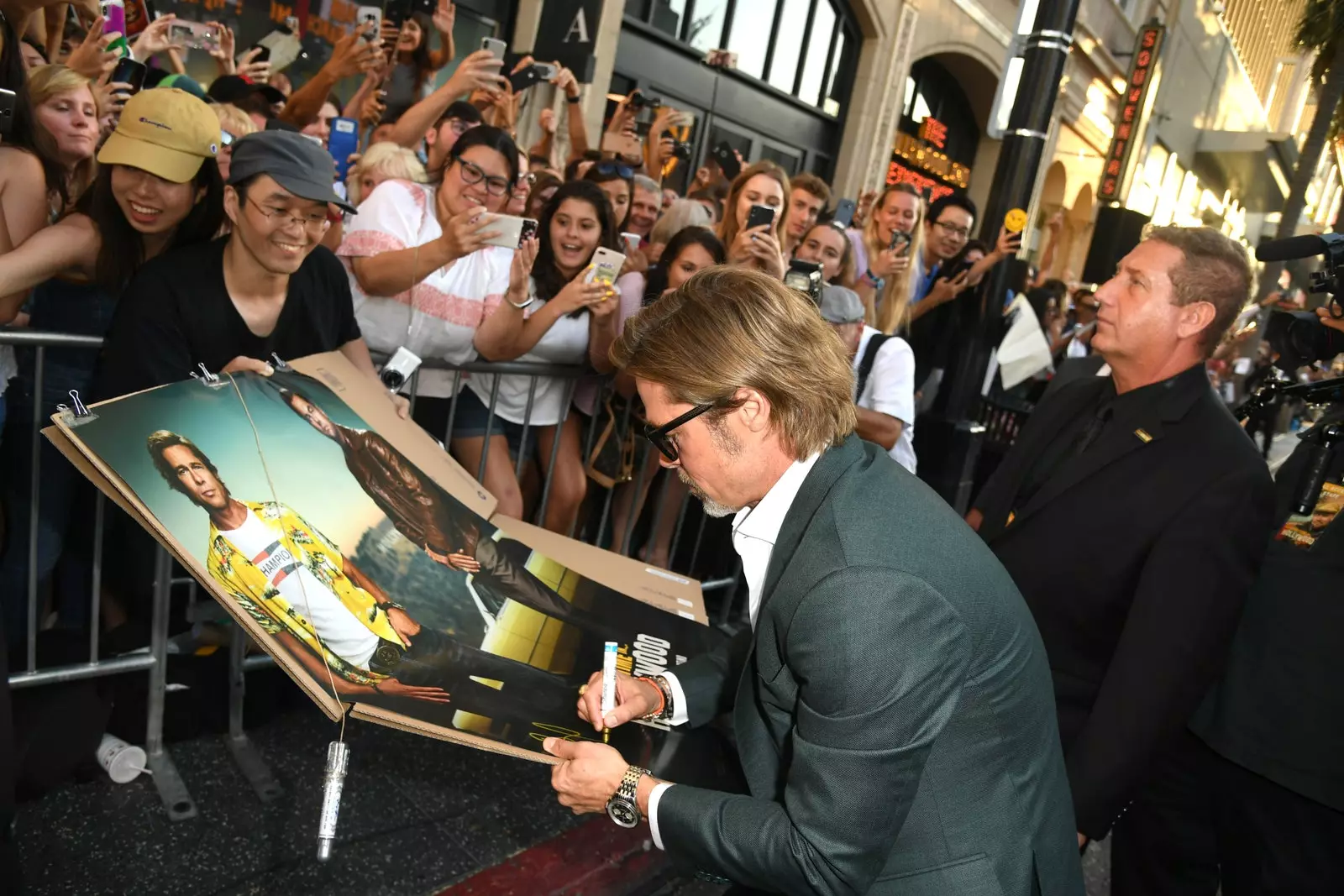 Mont Brad Pitt nan promo pou 'Once Upon a Time in Hollywood' se omaj pafè a pou siklis nan kè yo.