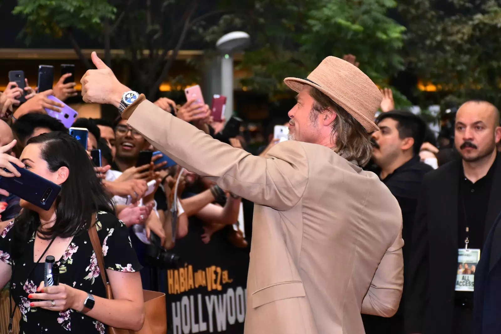 Mont Brad Pitt nan promo pou 'Once Upon a Time in Hollywood' se omaj pafè a pou siklis nan kè yo.