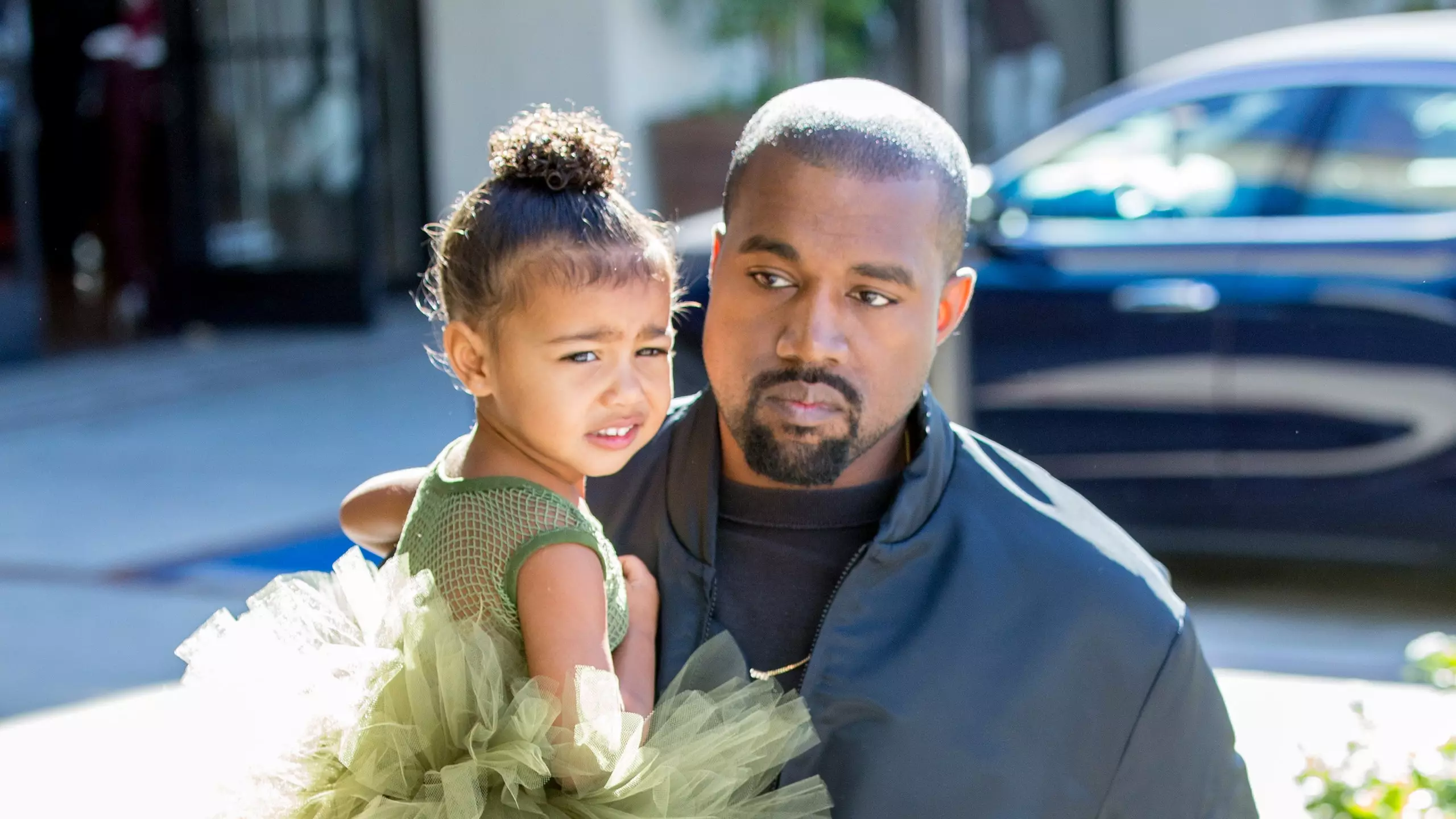 LOS ANGELES CA 11 NOVEMBER Kanye West en North West word op 11 November 2015 in Los Angeles, Kalifornië, gesien.