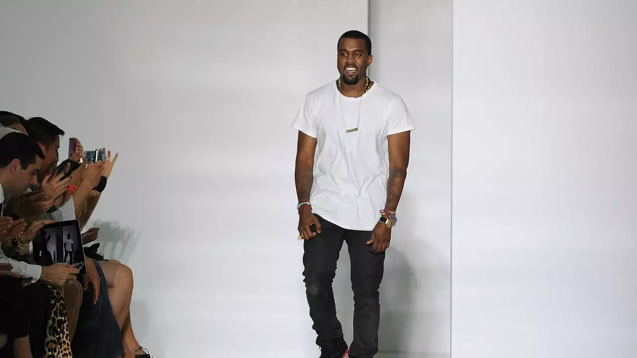 Kanye West a minimalizmusra megy új tornacipőivel