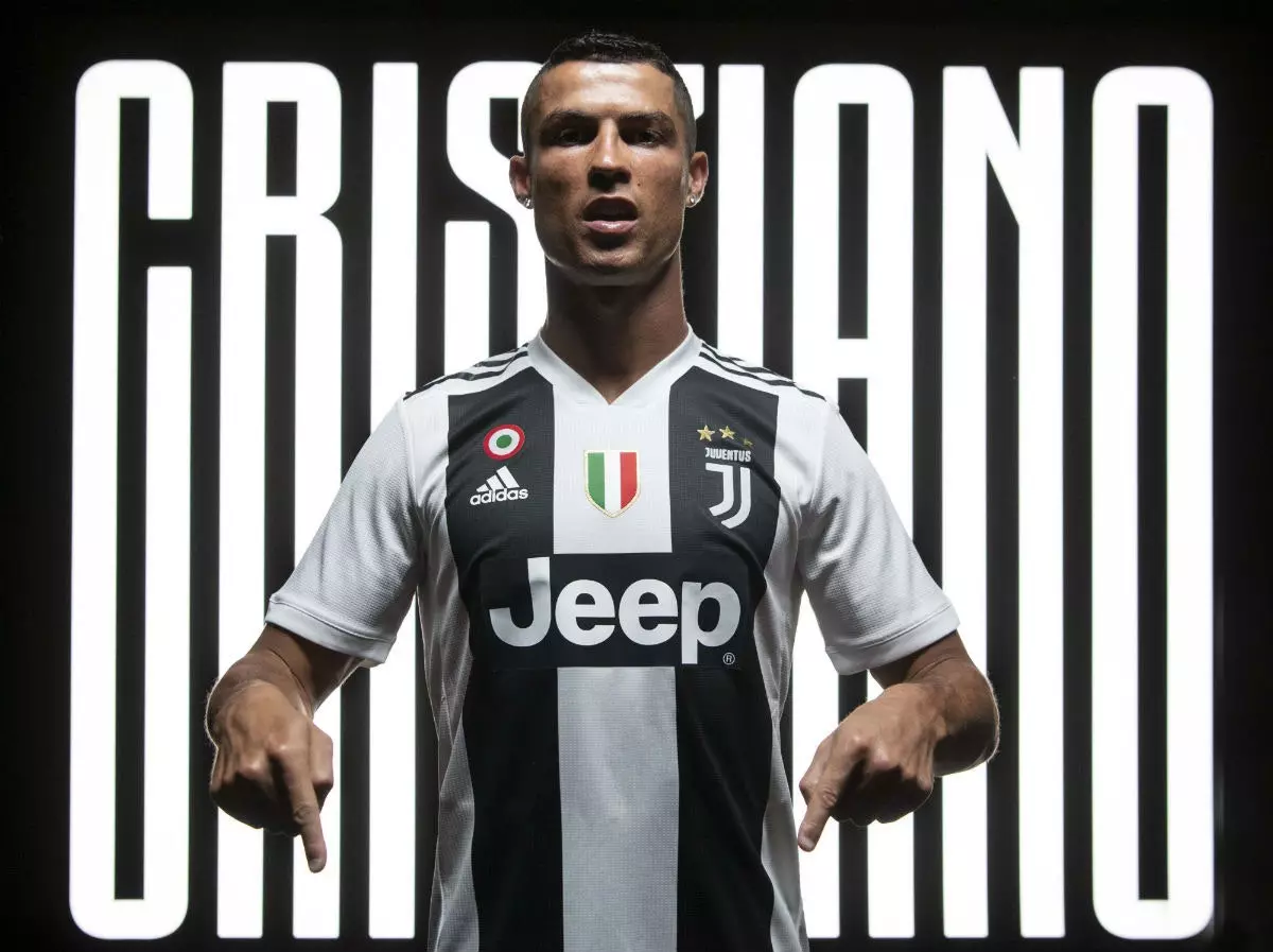 Cristiano Ronaldo ing gambar resmi pisanane nganggo klambi Juventus.