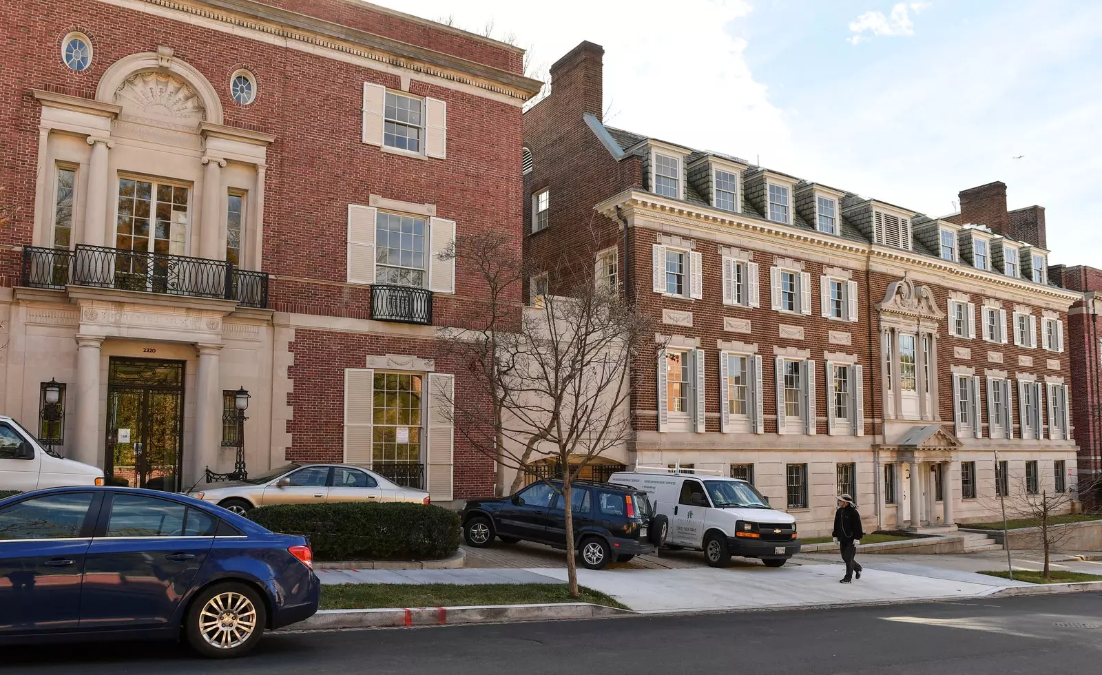 23 million dollars cost Jeff Bezos this house in the most exclusive neighborhood of Washington D.C. but that's not...