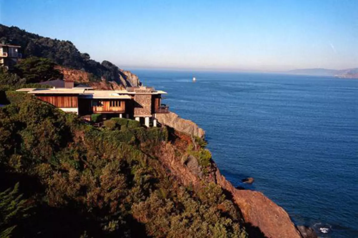 Dorsey's house has privileged views of the Golden Gate. As long as it's not cloudy.