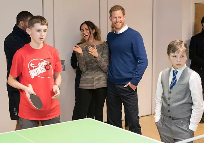 Prince harry svetr s kulatým výstřihem