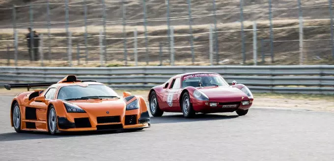 Dalle auto classiche alle auto da corsa contemporanee si incontrano sulla pista di Jarama.