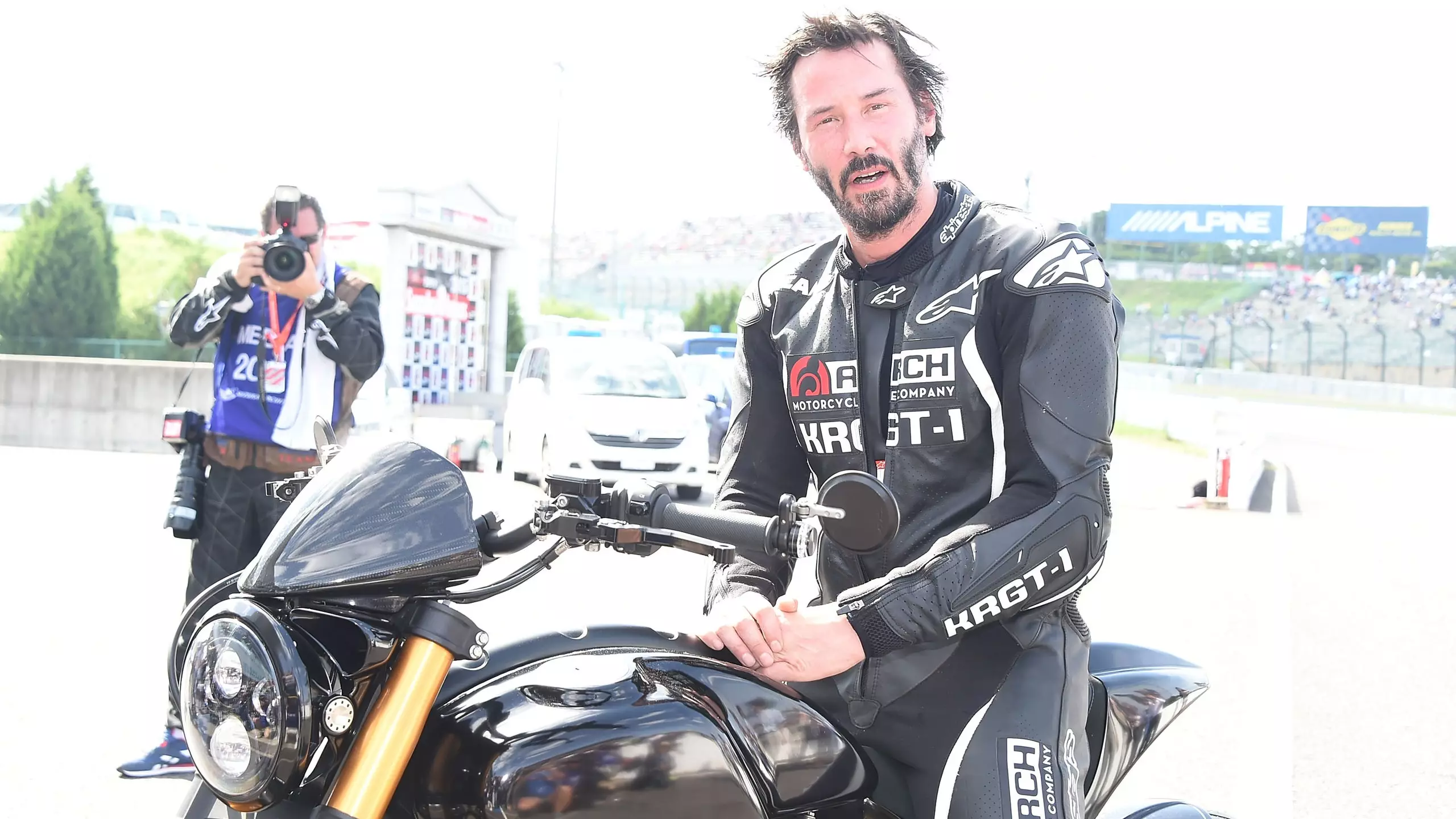 SUZUKA JAPÁN JÚLIUS 25. Keanu Reeves kipróbálja Arch motorkerékpárját a Suzuka 8 órás versenyen a Suzuka Circuit versenyen...