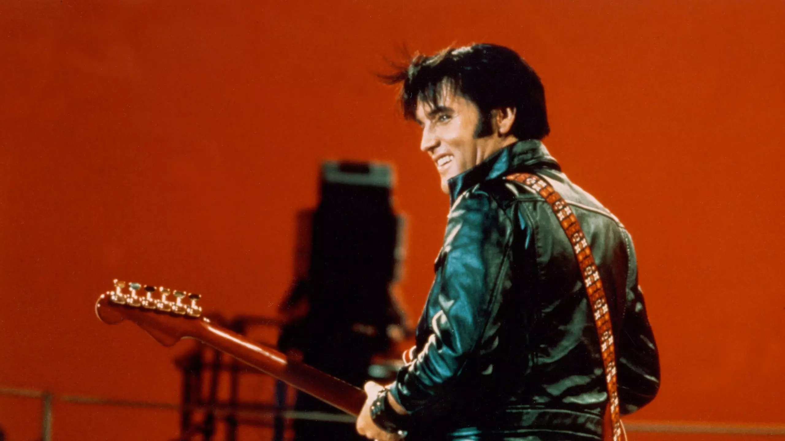 BURBANK CA NGÀY 27 THÁNG 6 Nhạc sĩ nhạc rock and roll Elvis Presley biểu diễn trong chương trình truyền hình về sự trở lại của Elvis đặc biệt vào ngày 27 tháng 6 năm 1968.