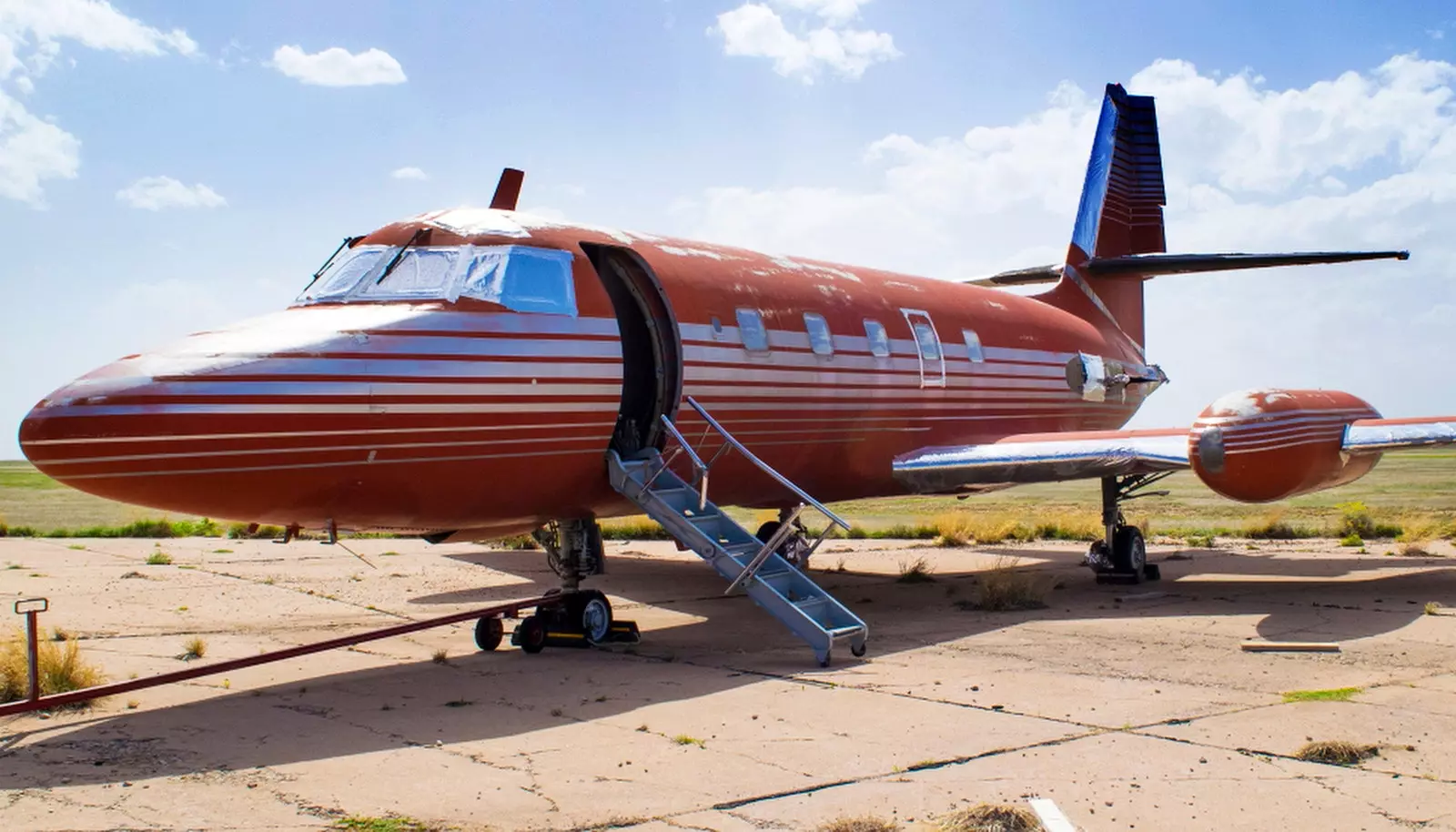 Bức ảnh không ghi ngày tháng được cung cấp bởi GWS Auctions Inc. cho thấy một chiếc máy bay phản lực tư nhân từng thuộc sở hữu của Elvis Presley trên đường băng ở New ...