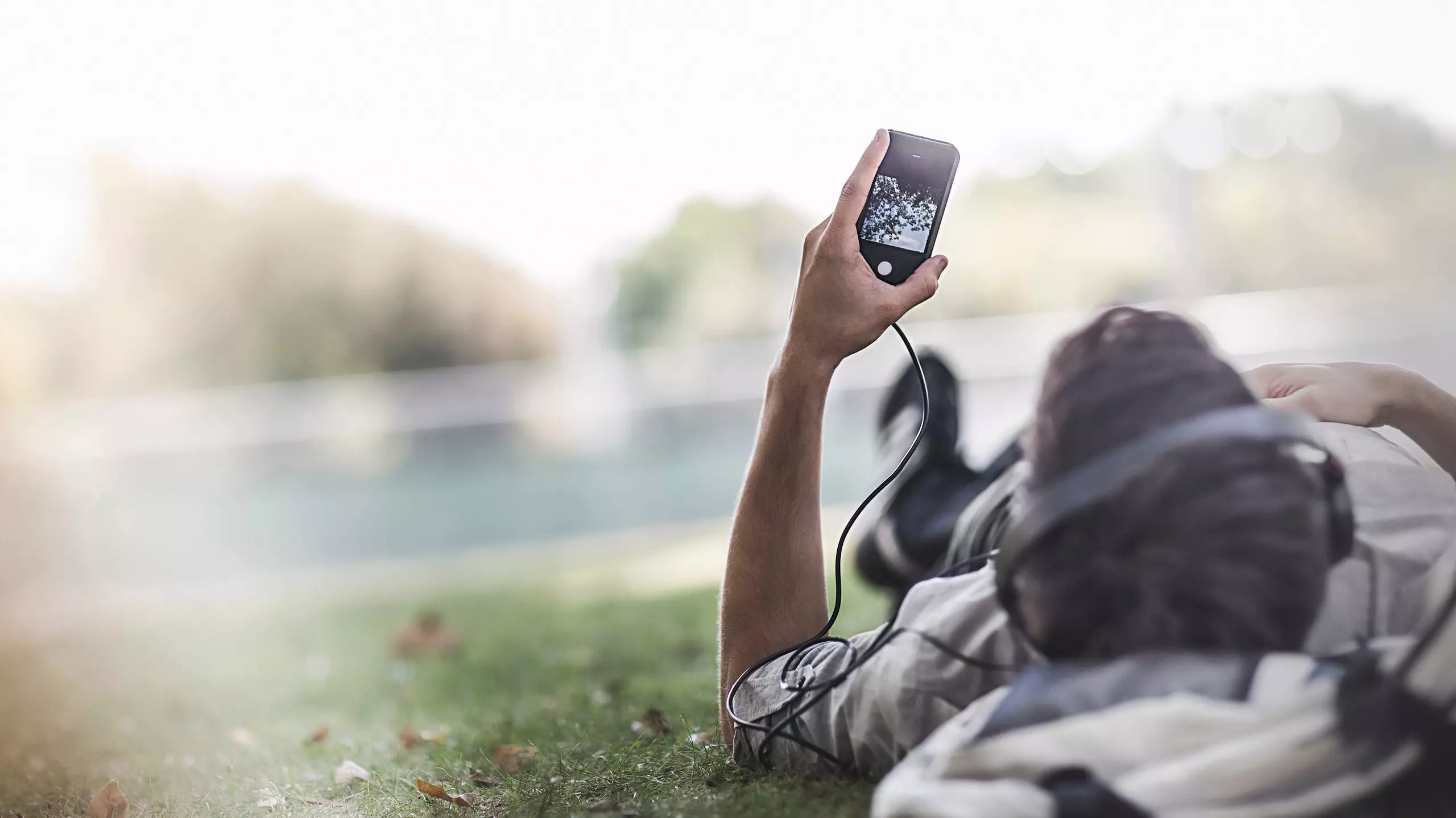 mand lytter til musik på mobilen