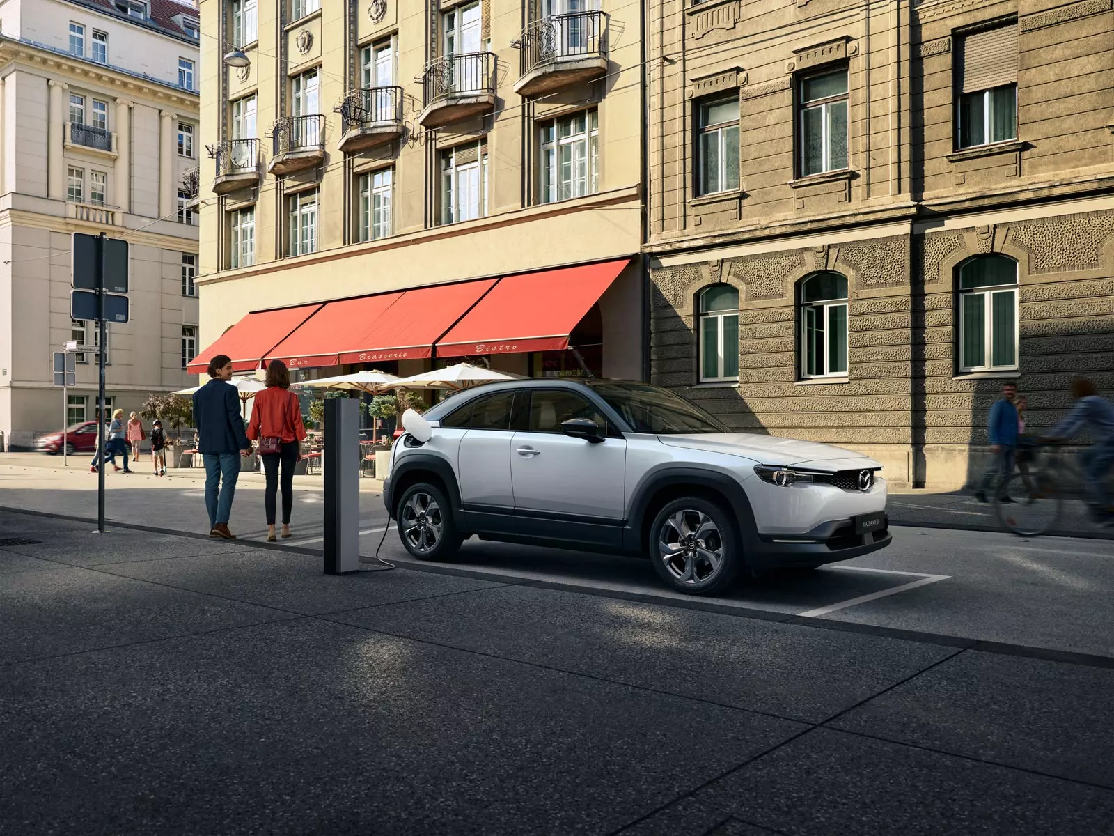 Uusi Mazda MX 30 japanilaisen tuotemerkin sähköinen SUV