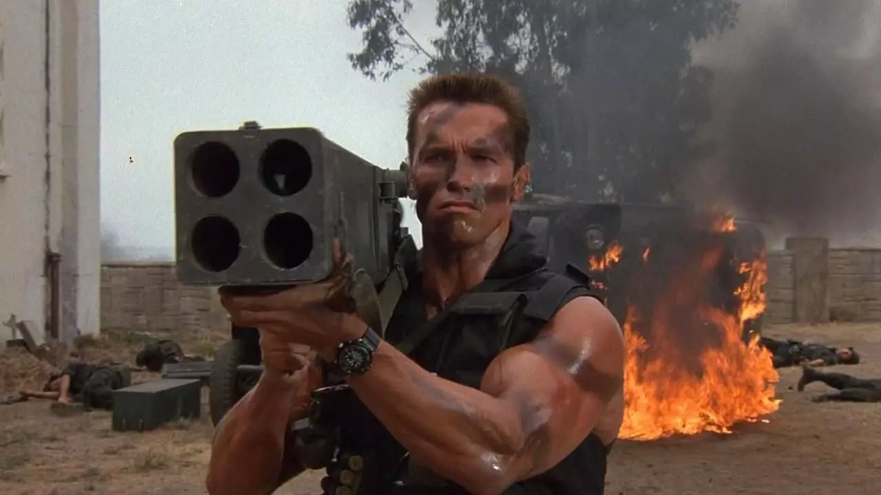 Arnold Schwarzenegger pẹlu aago Seiko rẹ ninu fiimu 'Commando'.