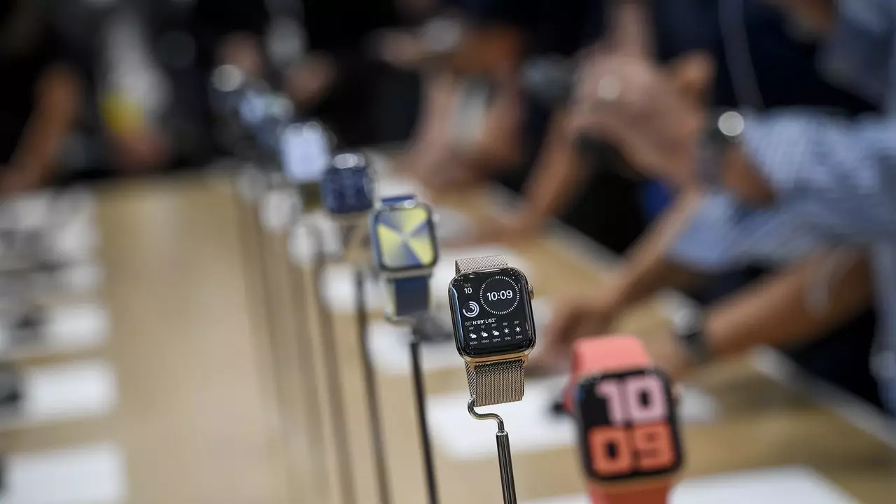 Við prófuðum Apple Watch Series 5: ekki aðeins er það fullkomið snjallúr, heldur er það lúxusúr þökk sé títan og keramik útgáfum.