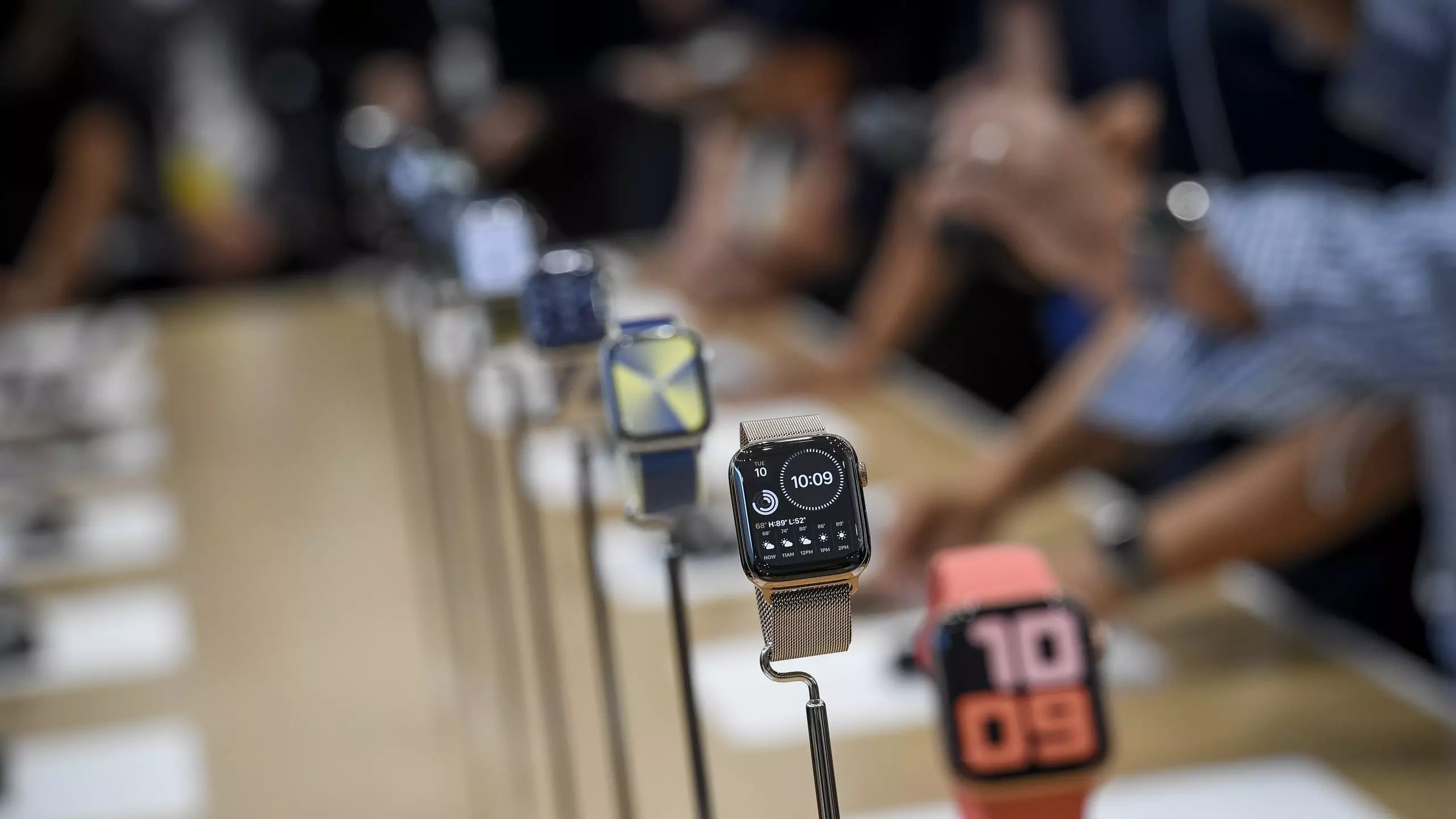 Apple Inc. Apple Watch 5 tau tshwm sim tom qab muaj kev tshwm sim hauv Cupertino California Asmeskas nyob rau hnub Tuesday Sept. 10 2019. Apple...