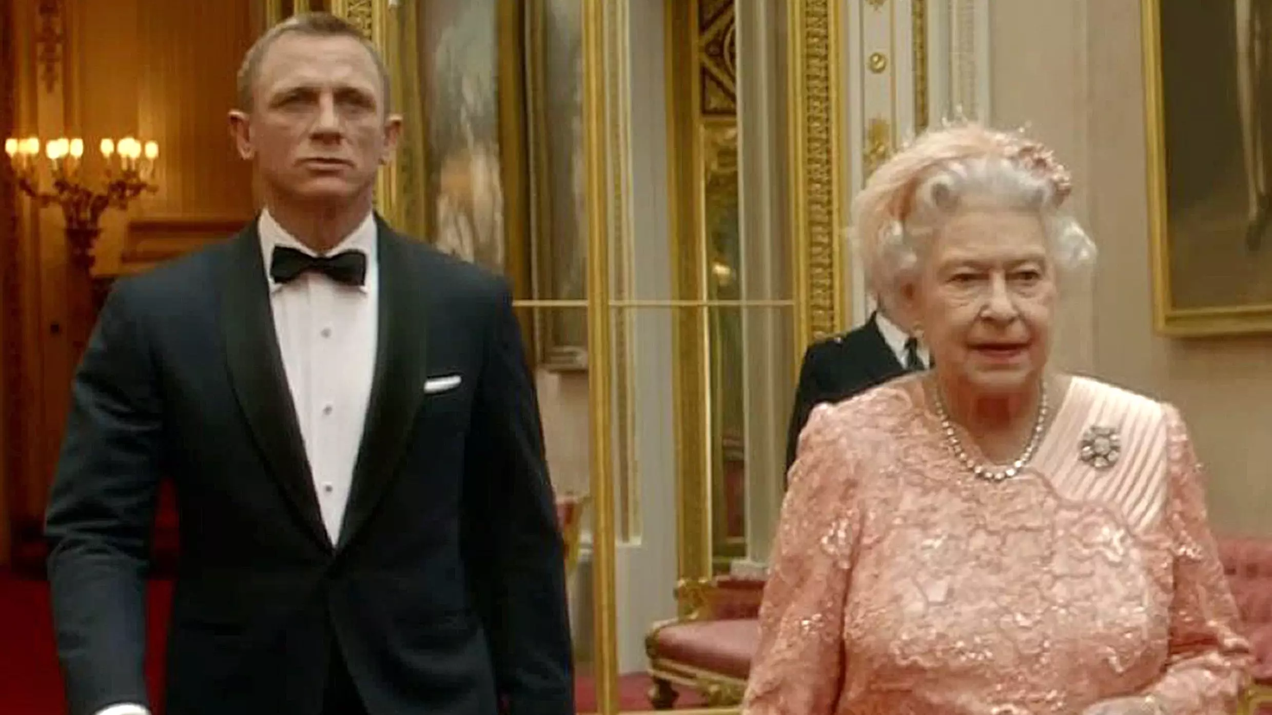 Është e mahnitshme që bindja e Elizabeth II për të dalë me James Bond në Lojërat Olimpike ishte kaq e thjeshtë.