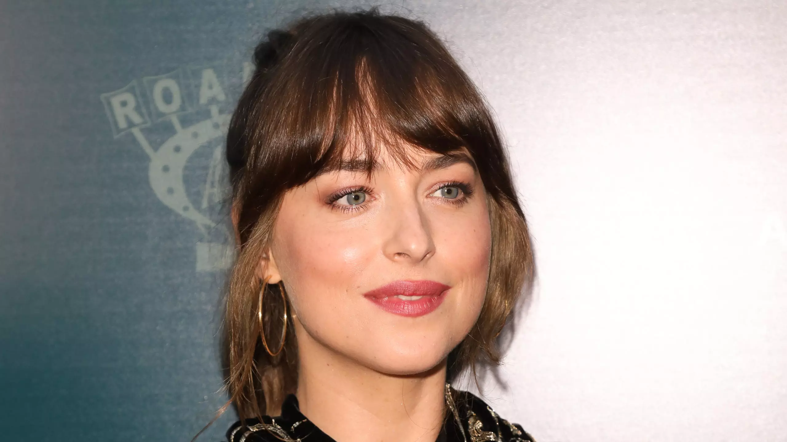 Dakota Johnson ma kinitx waħedha ma’ Chris Martin fuq dik il-bajja fil-Hamptons