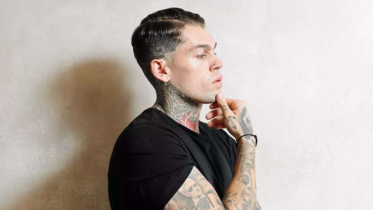 model stephen james tričko siksilk tréning