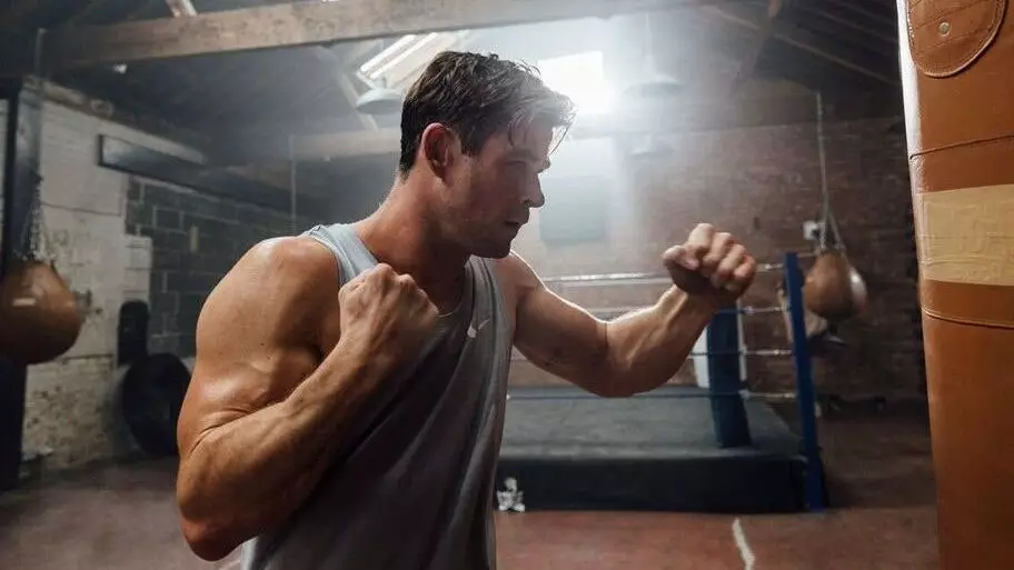 De Chris Hemsworth a seng ustrengend Training fir a Form fir Tyler Rake 2 ze kommen