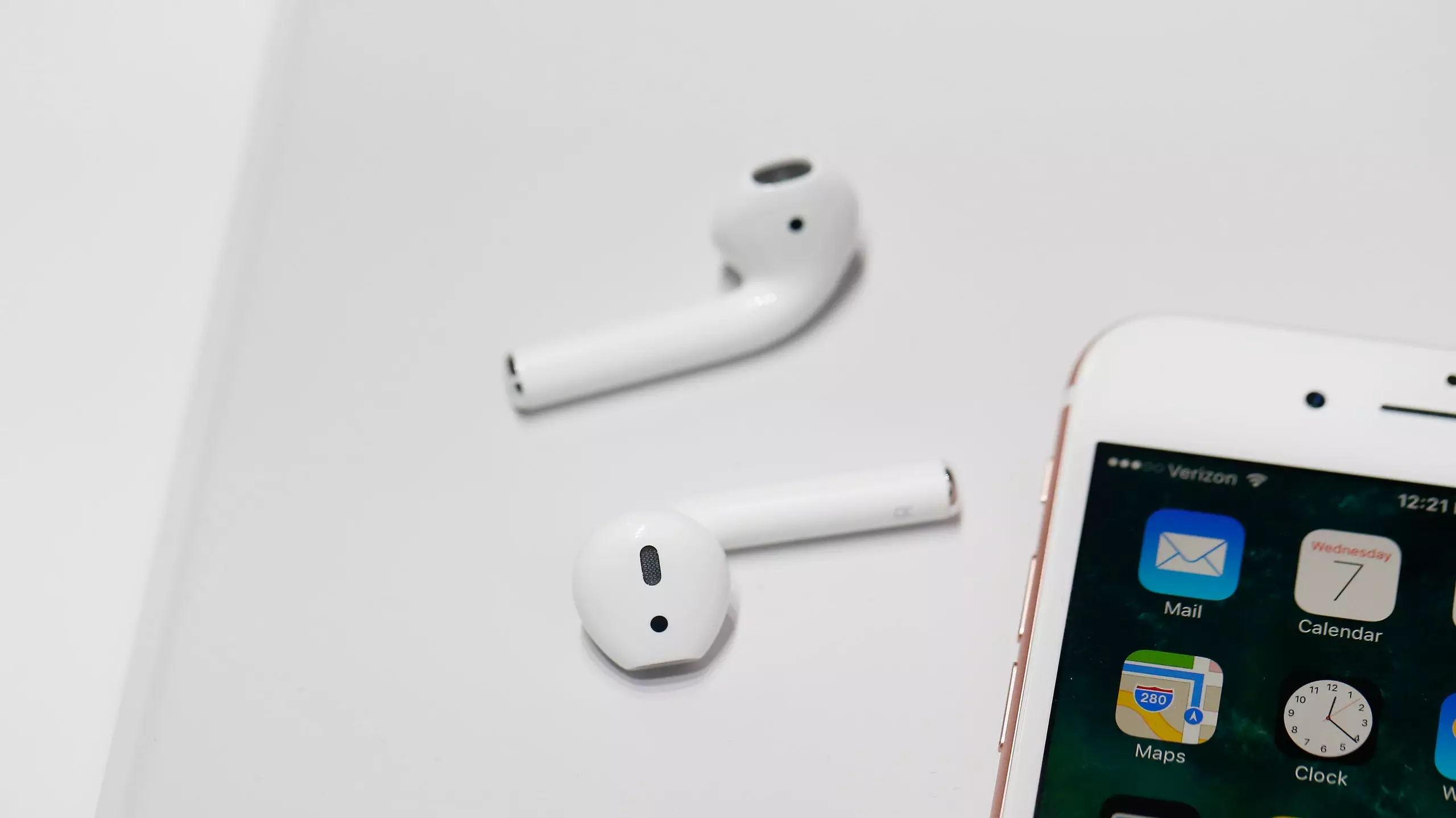 SAN FRANCISCO CA SEPTEMBER 07 'n Paar van die nuwe Apple AirPods word tydens 'n bekendstellingsgeleentheid op 7 September 2016 in San...