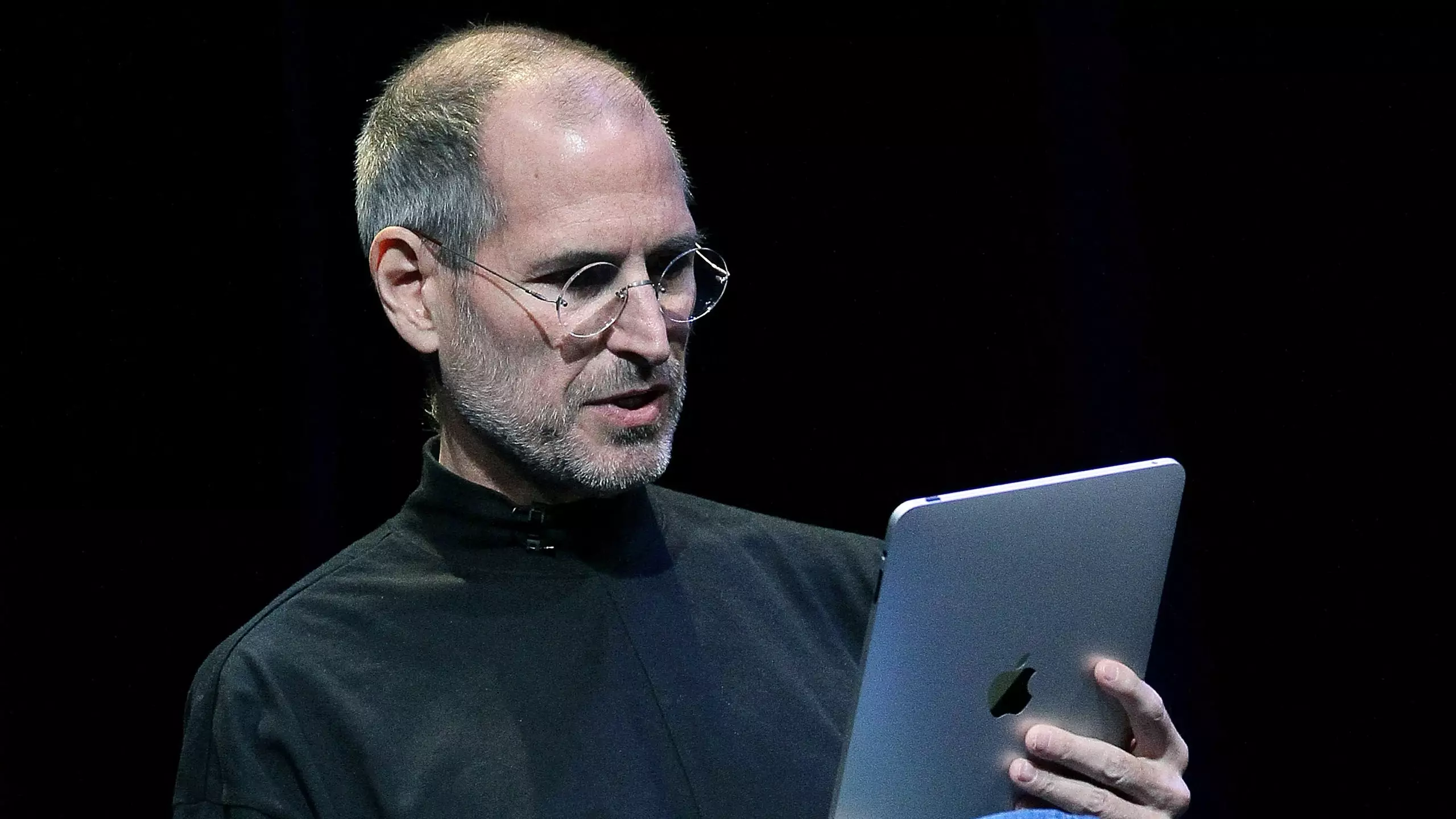 Steve Jobs při představení prvního iPadu.