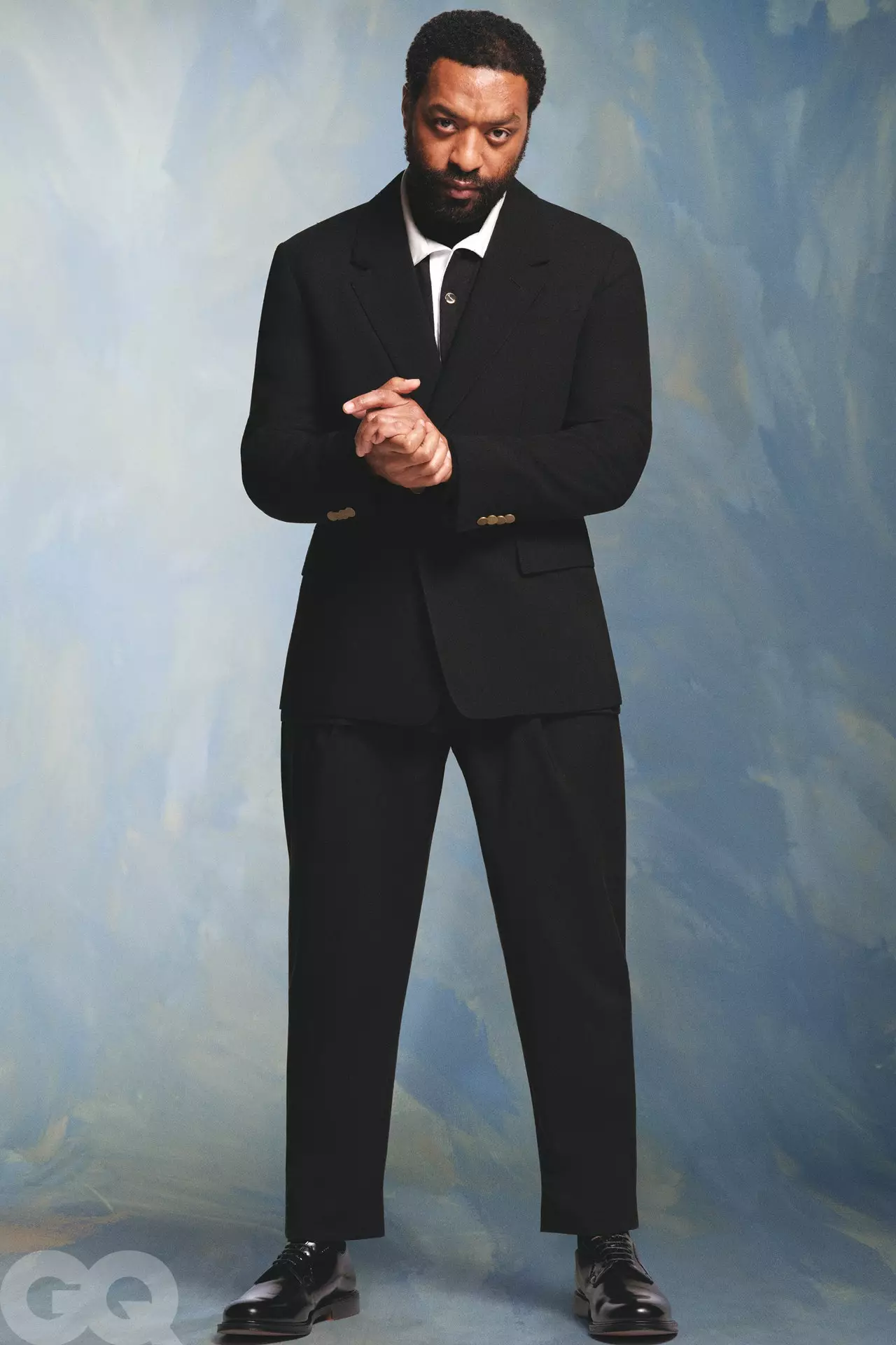Slika može sadržavati Odijelo Kaput Odjeća Kaput Odjeća Smoking Chiwetel Ejiofor Obuća Cipela Čovjek i osoba