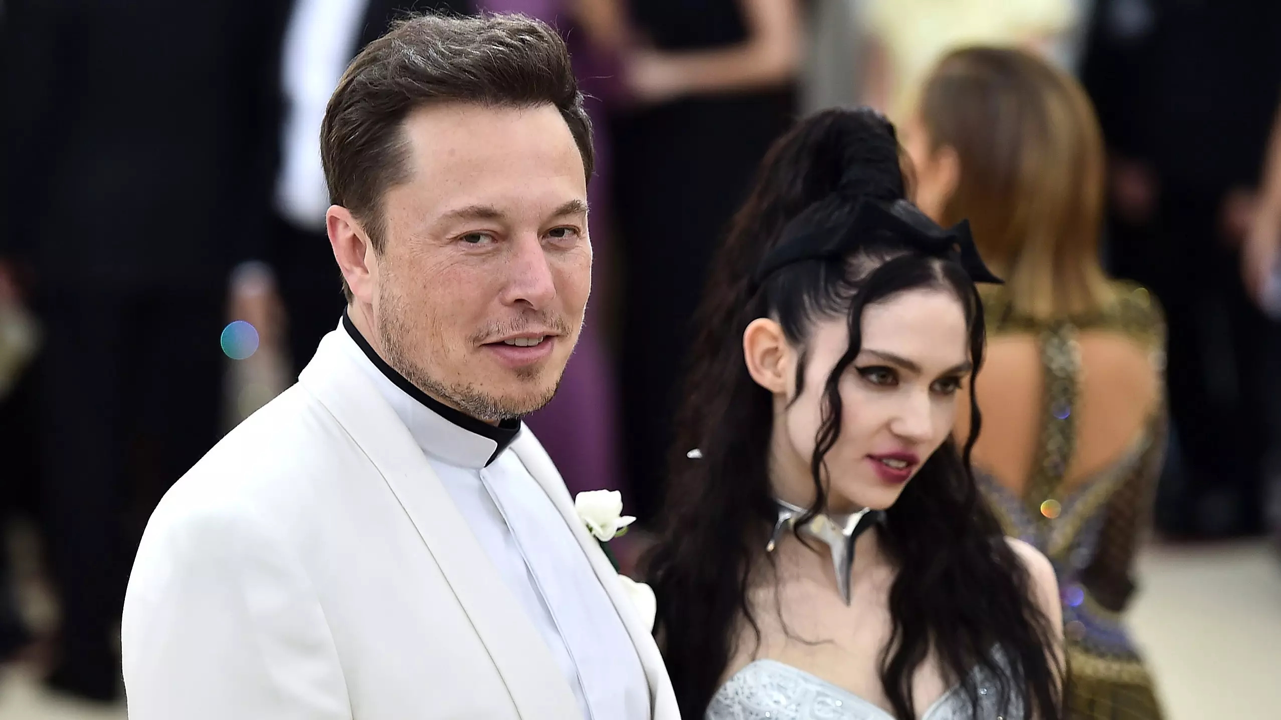 NEW YORK NY MAI 07 Elon Musk und Grimes besuchen das Heavenly Bodies Fashion The Catholic Imagination Costume Institute...