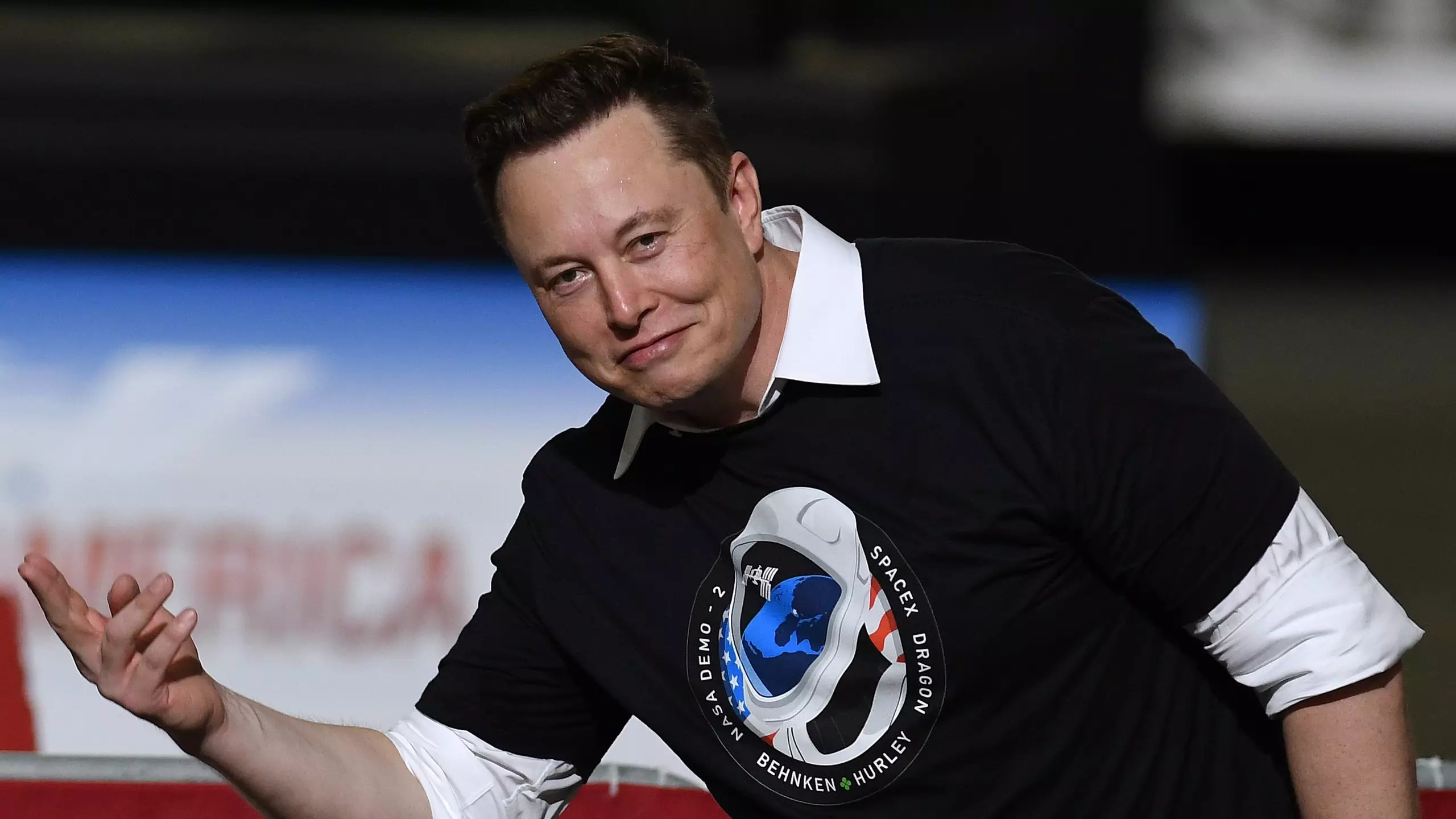 Tá Elon Musk chun an méid nár bhain Steve Jobs amach sa saol a bhaint amach