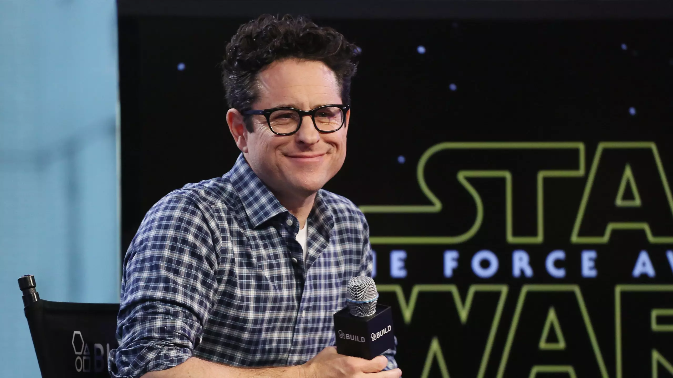 NEW YORK NY 30. NOVEMBER Filmemaacher J.J. Abrams diskutéiert de Film Star Wars The Force Awakens bei AOL Studios zu New ...