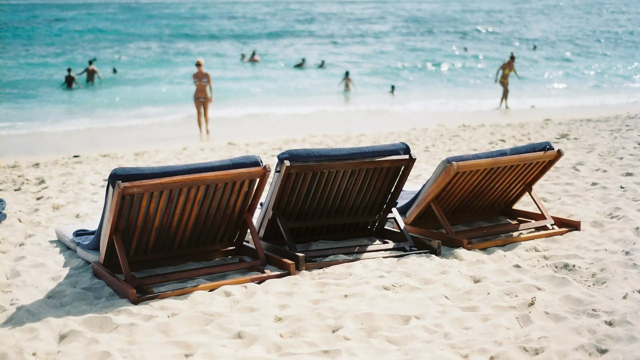 ビーチで贅沢な休暇を過ごすための9つの折りたたみ椅子とハンモック