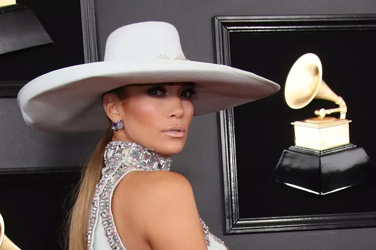 pada usia berapa memiliki pasangan jennifer lopez 33