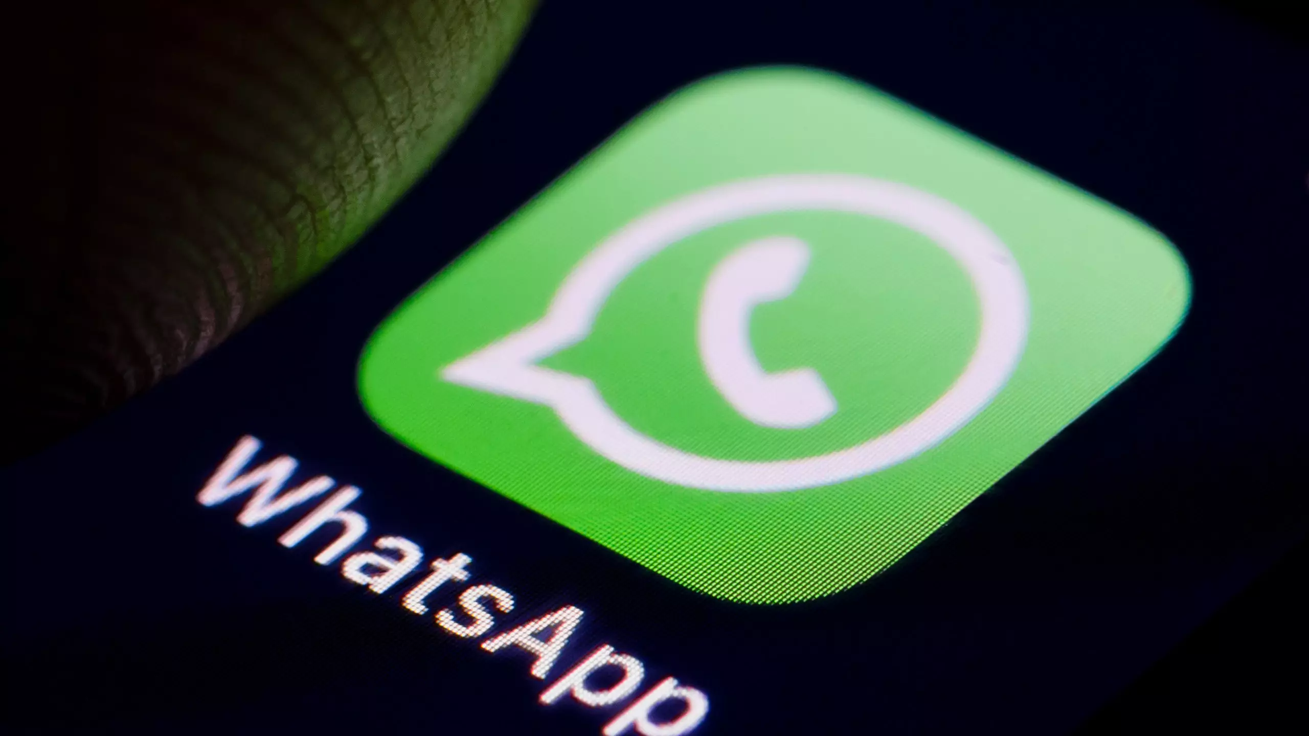 BERLIN ALMANY 14 DESANM Logo sèvis messagerie enstantane WhatsApp parèt sou yon smartphone nan dat 14 desanm...