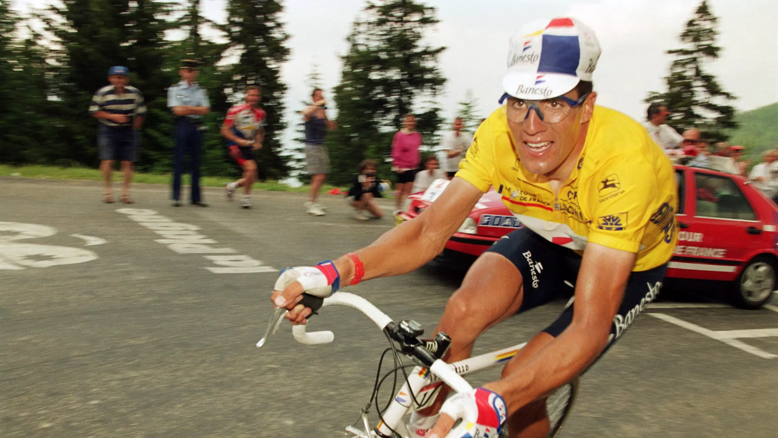 Tîrmeh 1995 Miguel Indurain ê Spanyayê di çalakiyê de di qonaxa duyemîn a Tour de France de li Fransa. Krediya MecbûrîMike...