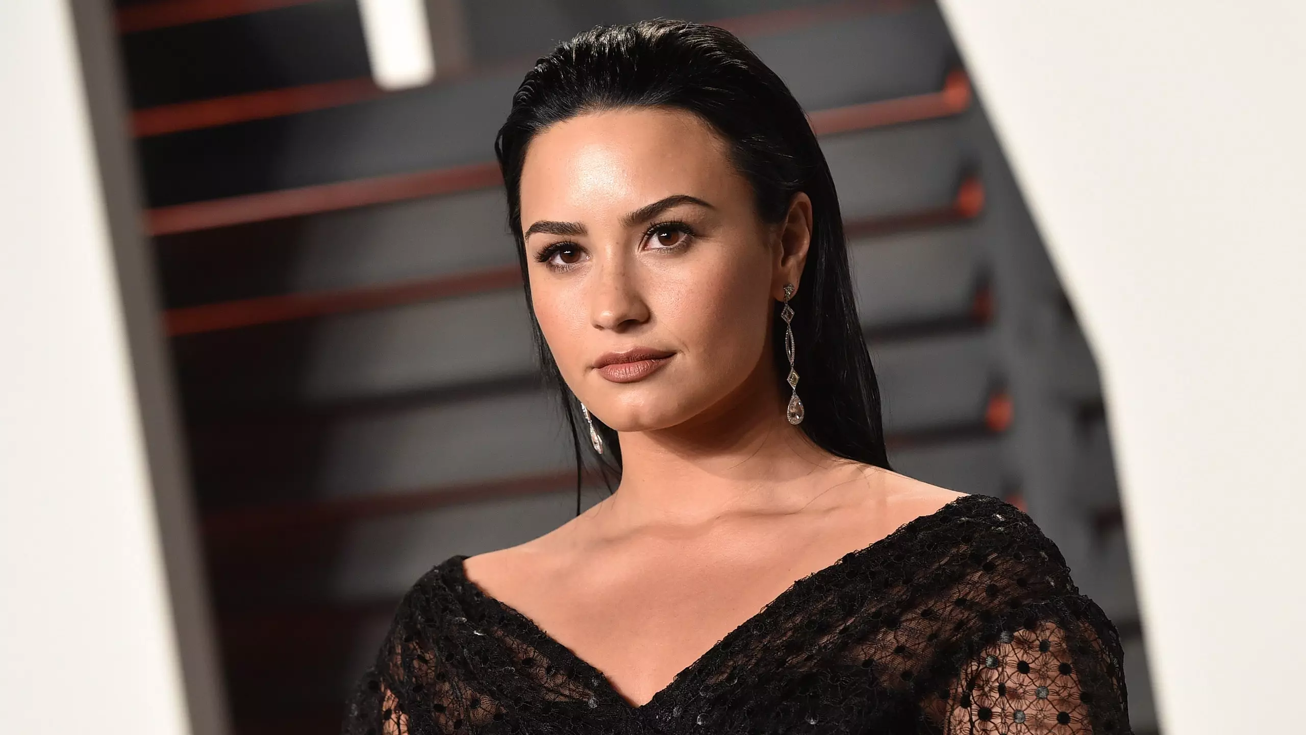 BEVERLY HILLS, FEBRUÁR 28., Demi Lovato énekesnő megérkezik a 2016-os Vanity Fair Oscar-bulira, melynek házigazdája Graydon Carter...