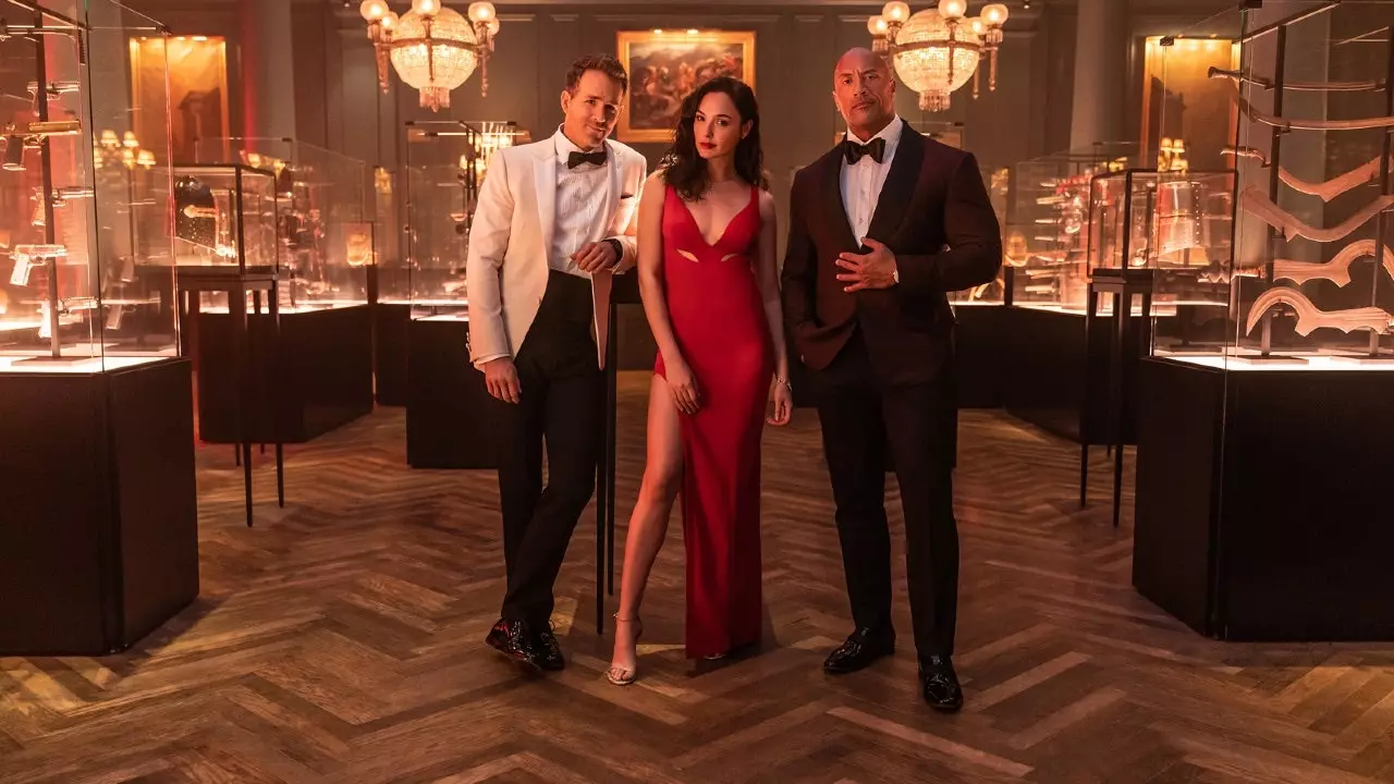 Netflix Red Alert 是由 The Rock Ryan Reynolds 和 Gal Gadot 主演的搶劫動作片