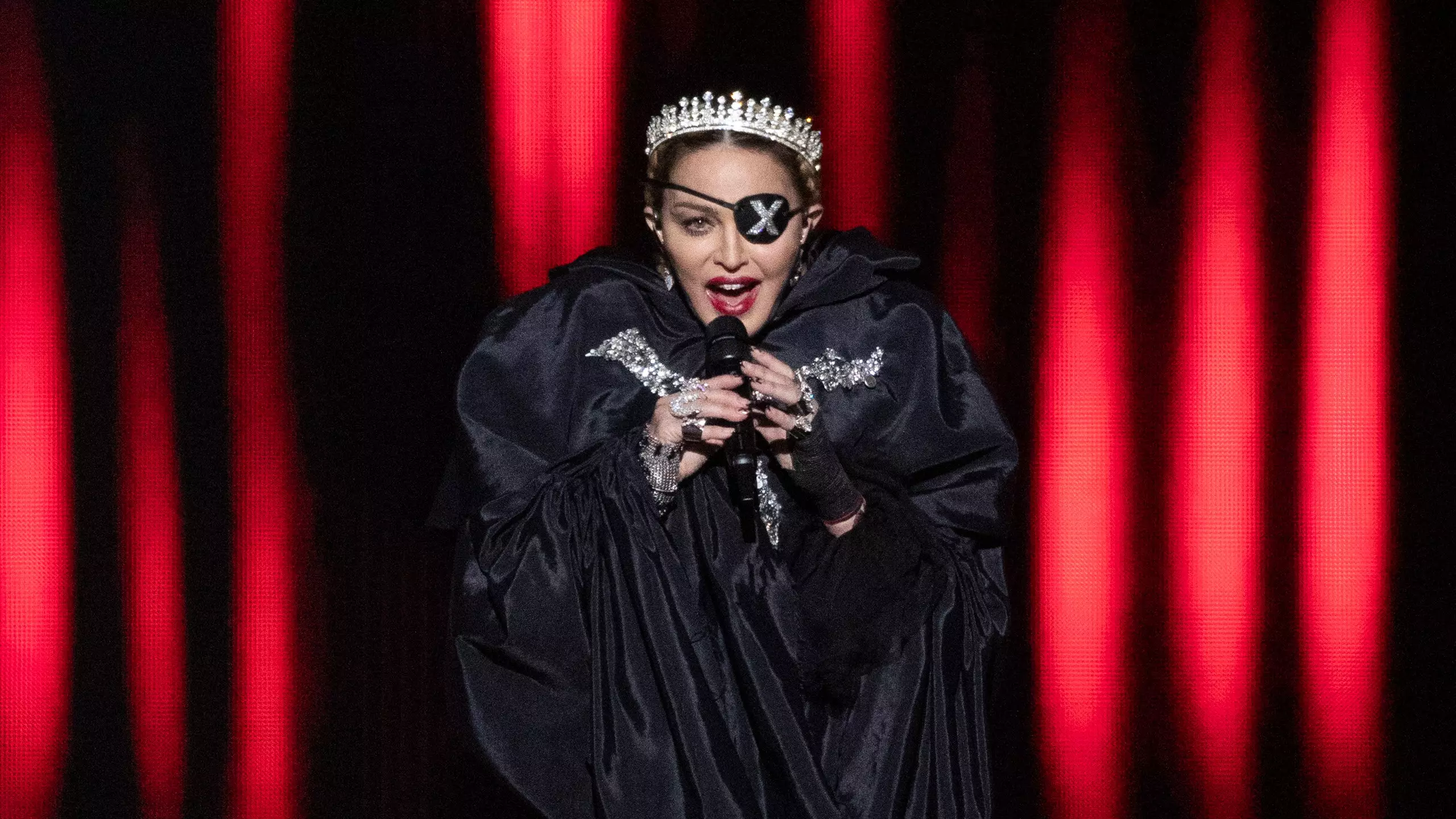 TEL AVIV ISRAEL MEI 18 Madonna akitumbuiza moja kwa moja jukwaani baada ya Shindano la 64 la Kila mwaka la Wimbo wa Eurovision linalofanyika Tel Aviv...