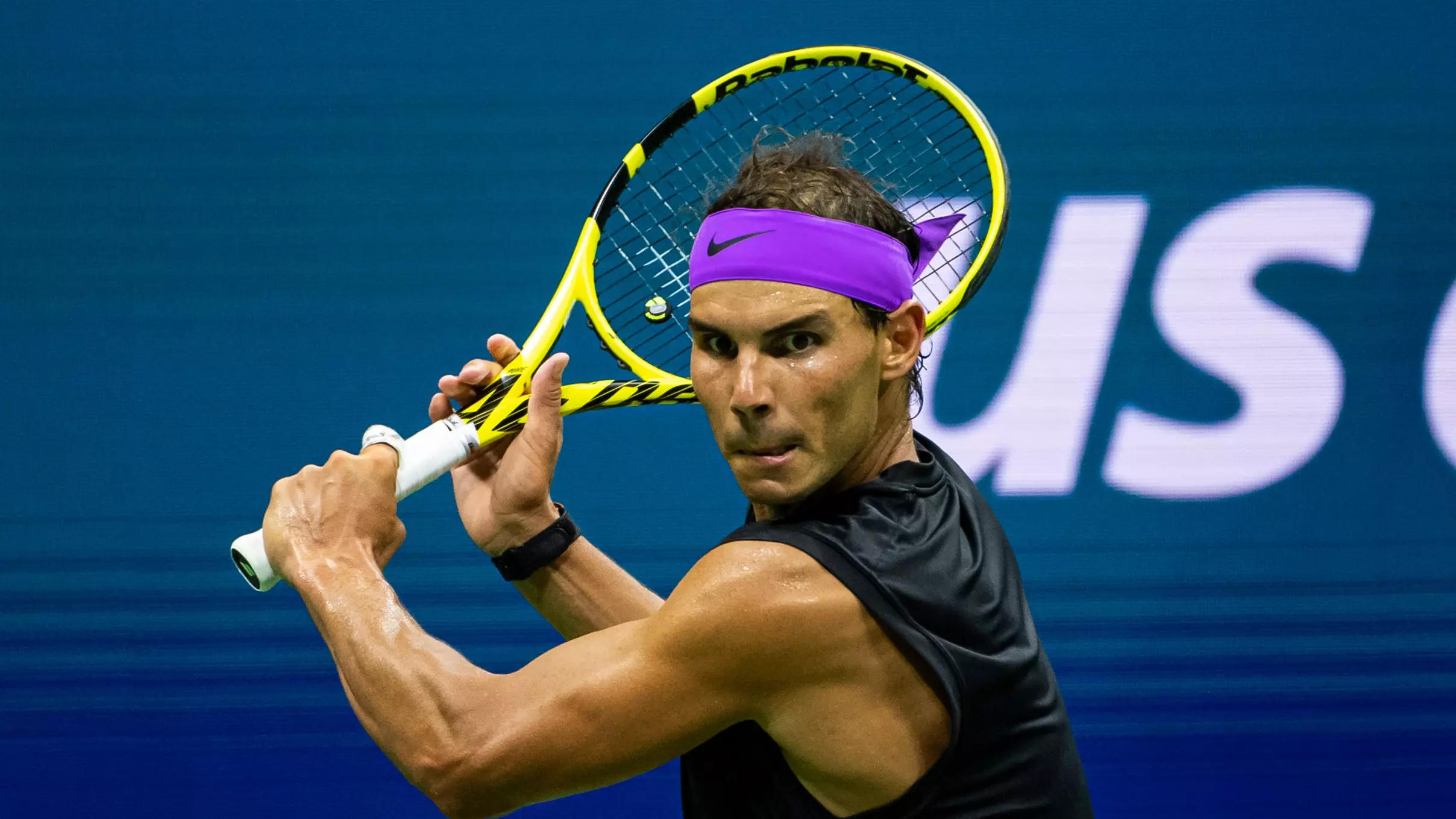 ניו יארק ניו יארק 04 סעפטעמבער Rafael Nadal פון ספּאַין שלאָגן אַ באַקכאַנד קעגן דיעגאָ שוואַרצמאַן פון ארגענטינע אין אַרטהור ...