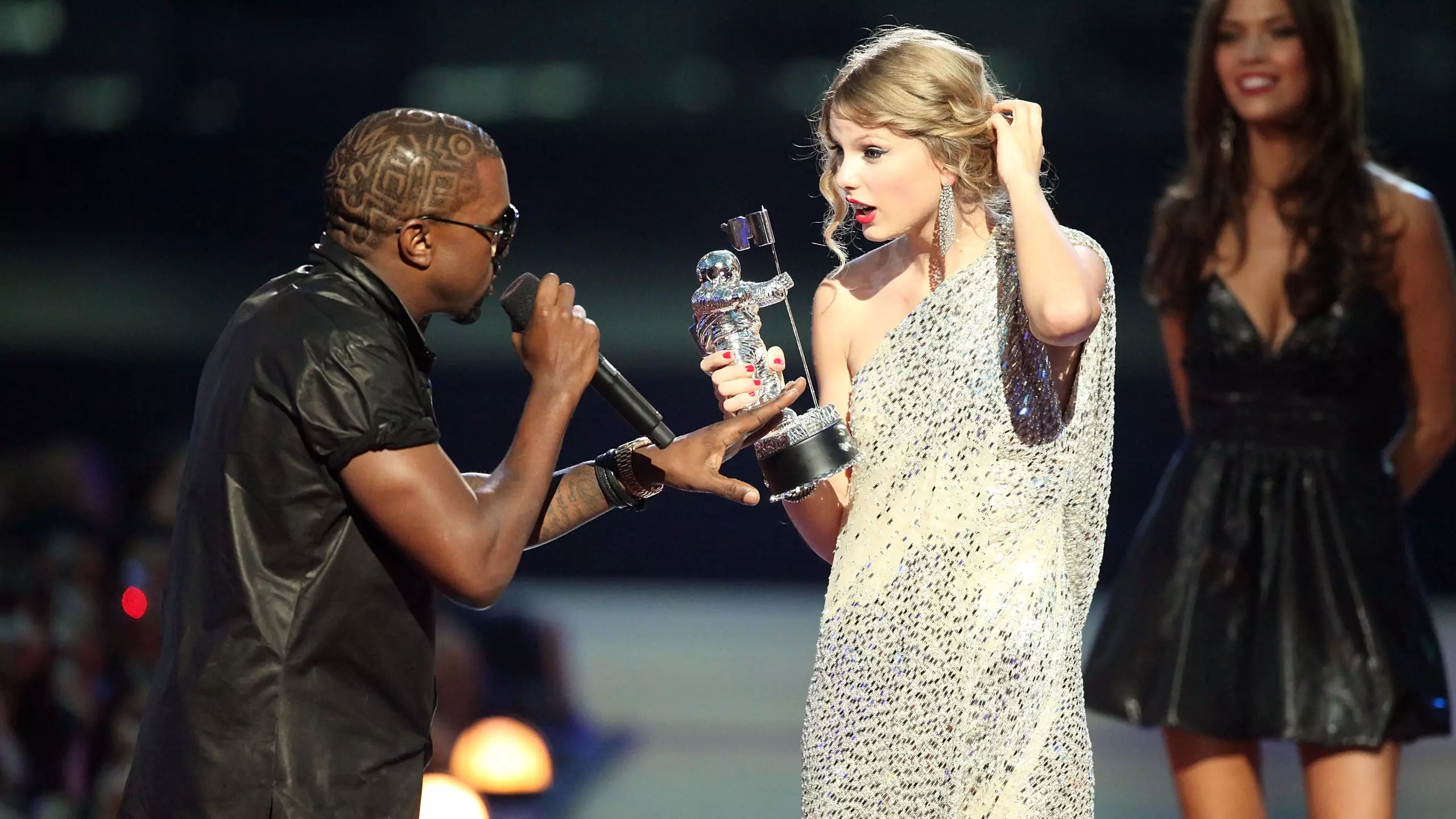 Taylor Swift thyen heshtjen e videos Kanye West