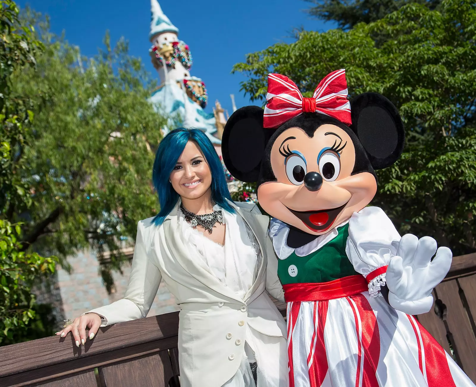 Demi in Minnie leta 2013.