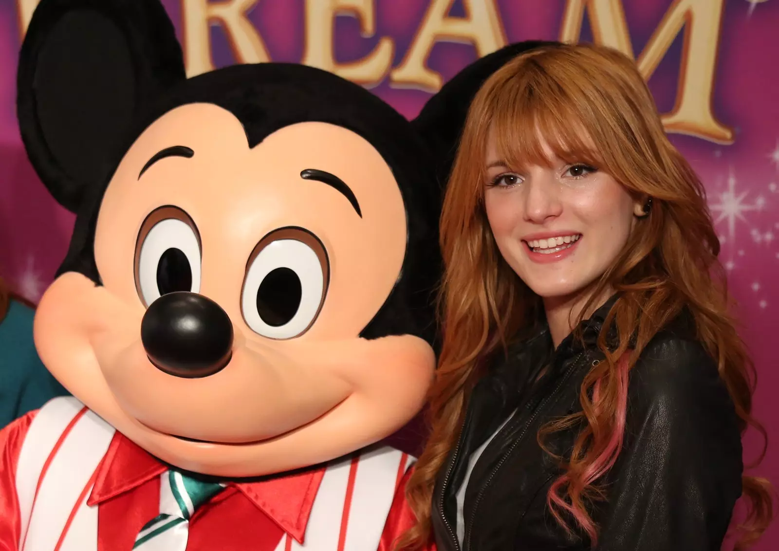 Doi specialiști pe covorul roșu, atât Mickey, cât și Bella Thorne.