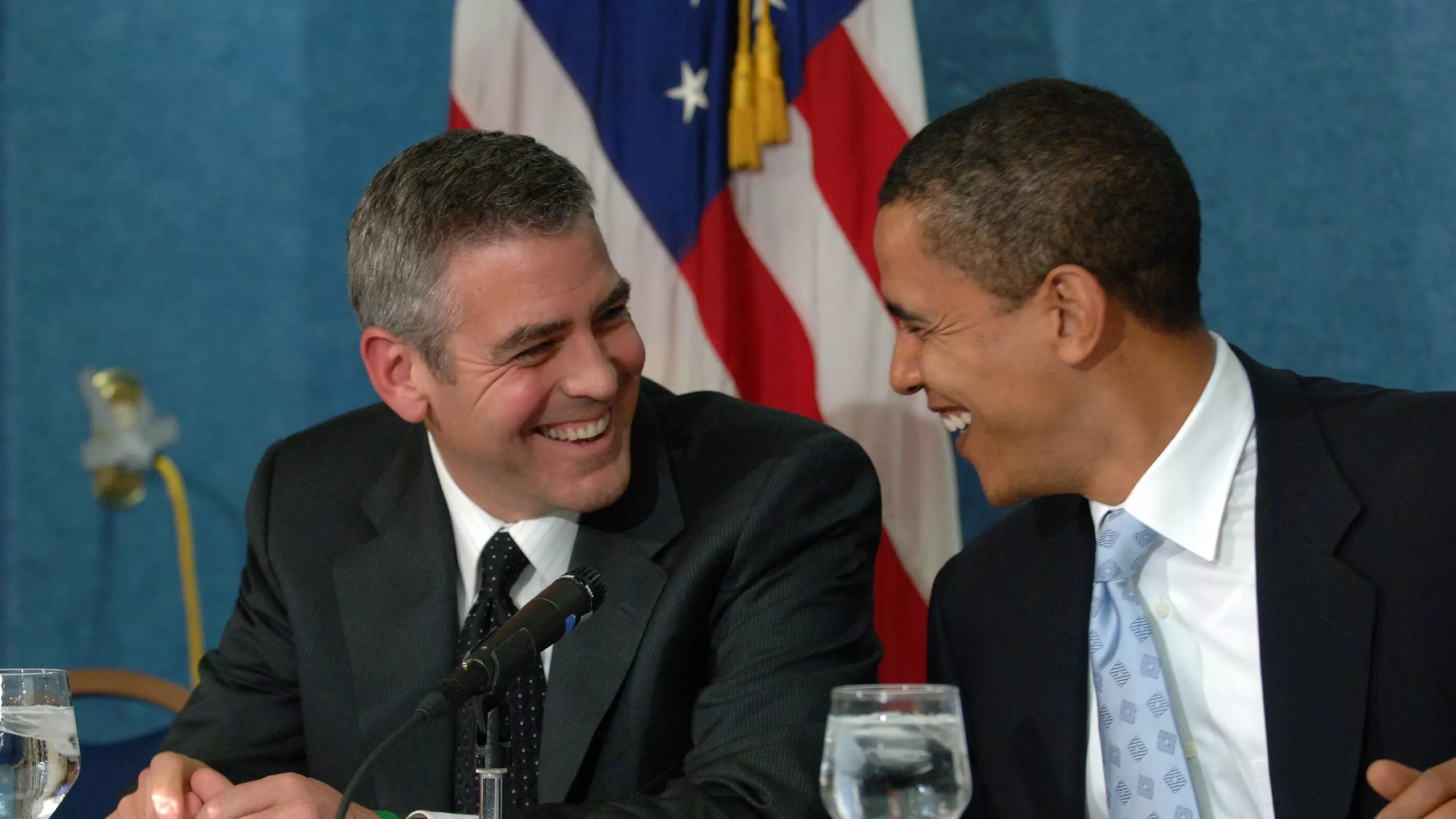 Aktè George Clooney ak Senatè Barack Obama pandan yon konferans pou laprès nan Washington DC kote Clooney te pale sou li...