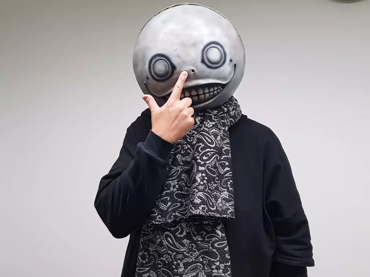 Yoko Taro avec le masque Emil qu'elle porte dans toutes ses apparitions publiques