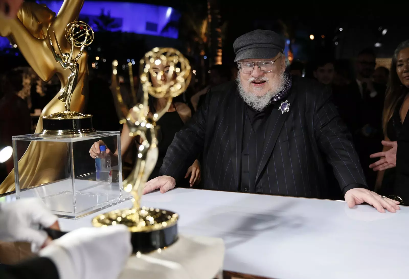 George R.R. Martin yn casglu ei Emmy.