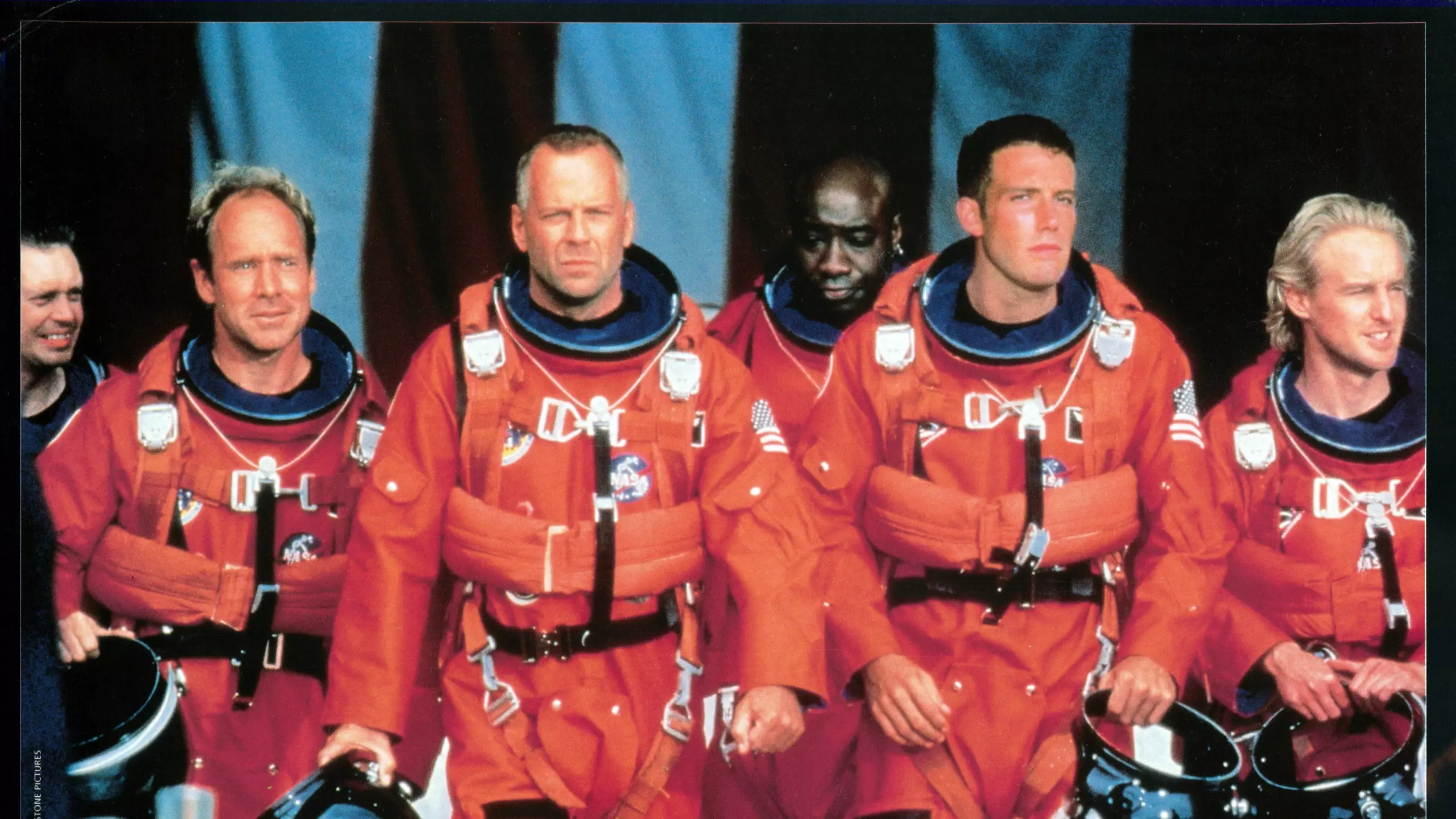 Steve Buscemi Will Patton Bruce Willis Michael Clarke Duncan Ben Affleck și Owen Wilson mergând în uniforme NASA într-un...